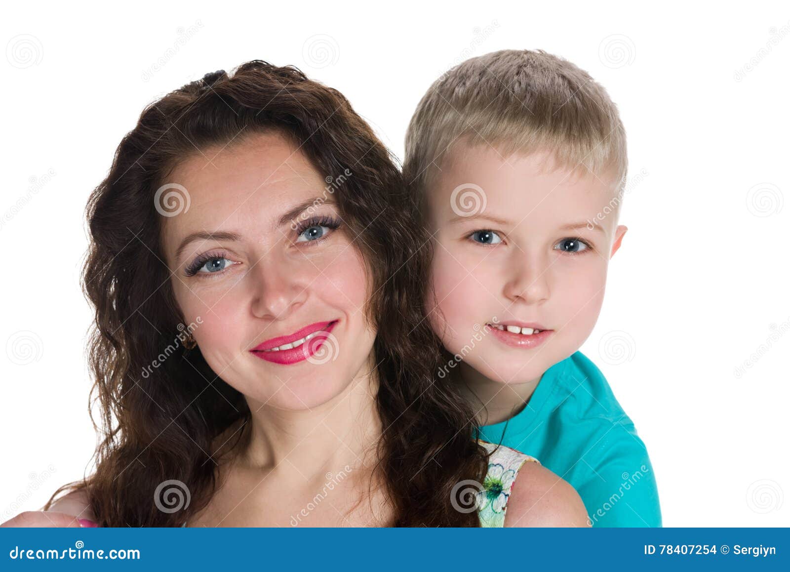 Lächelnde Mutter Mit Ihrem Sohn Stockfoto - Bild von familie, porträt ...