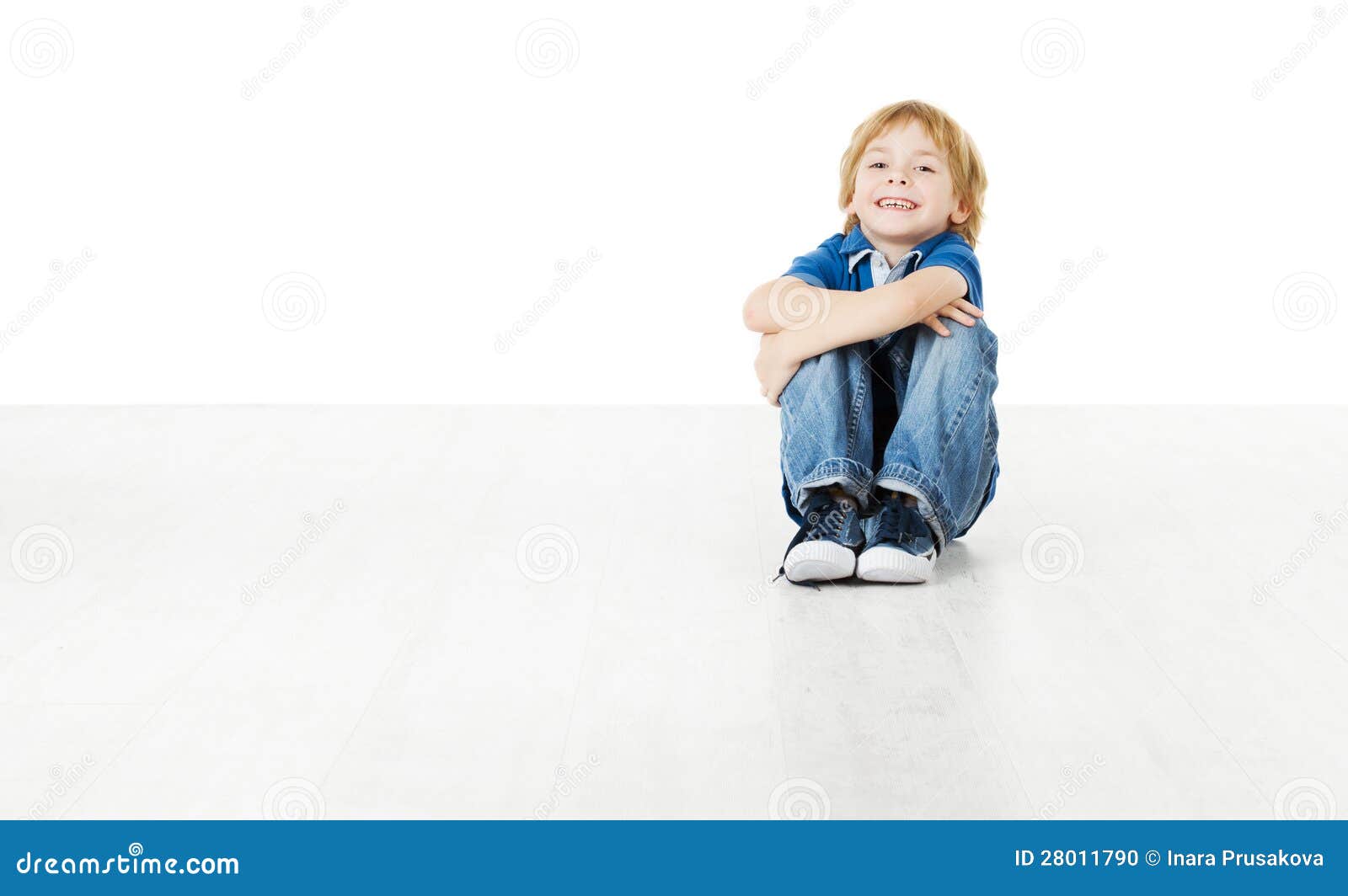 Lächelndes Kind, Das Auf Weißem Boden Sitzt Stockfoto - Bild von ...