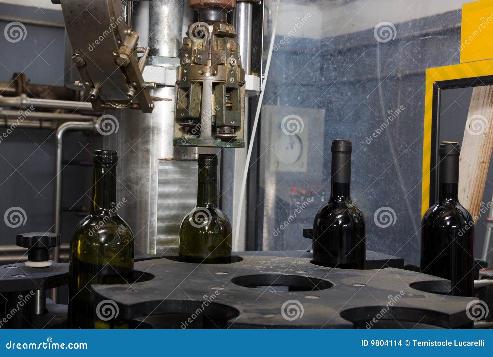 Línea de embotellamiento foto de archivo. Imagen de planta - 9804114