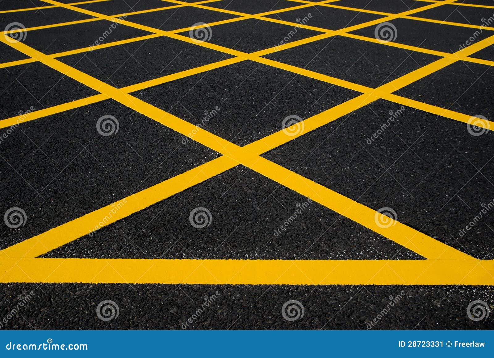 Líneas amarillas cruzadas imagen de archivo. Imagen de millas - 28723331