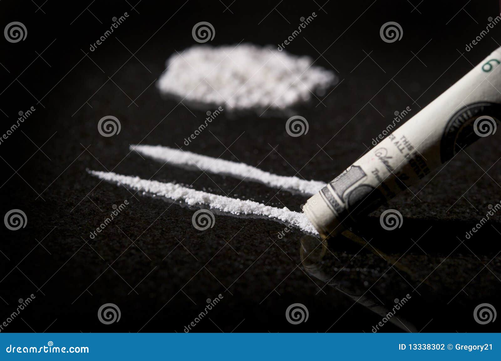 Líneas De Cocaína Con La Cuenta Rodada Foto de archivo - Imagen de ...