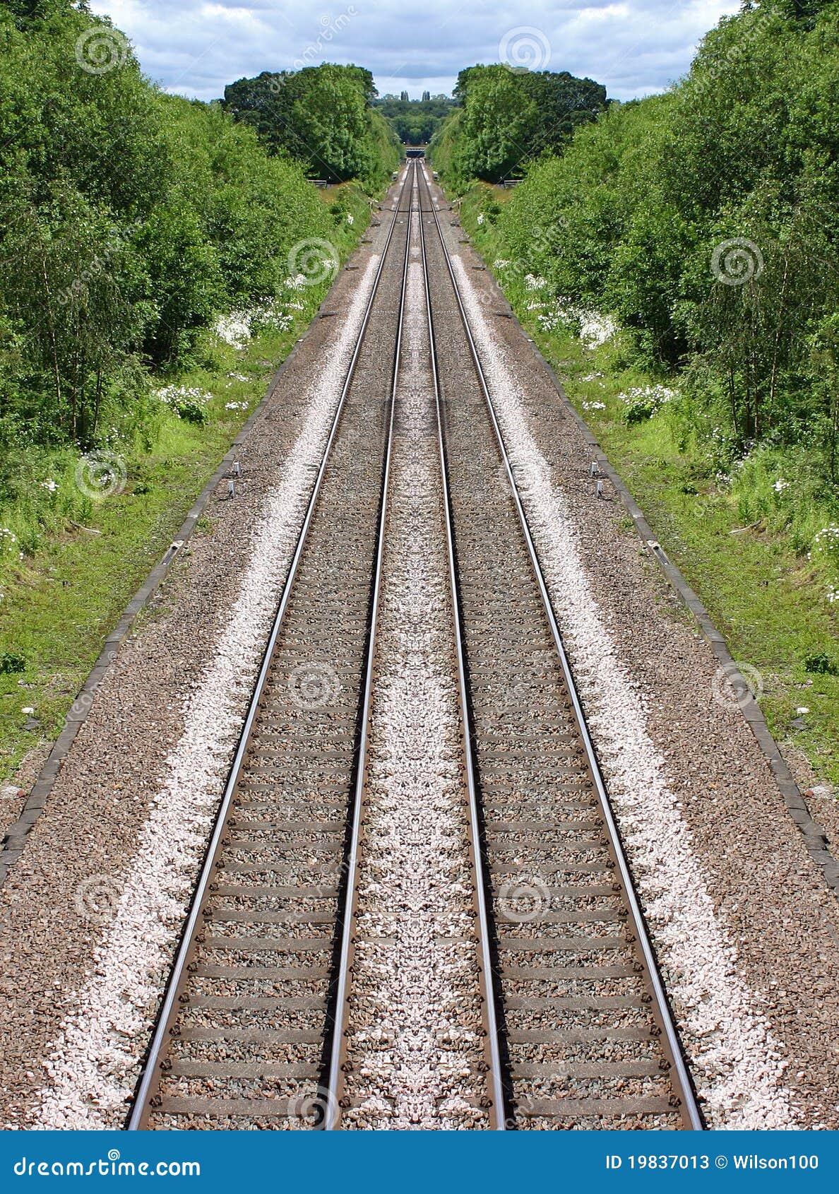 Líneas Ferroviarias En La Distancia Imagen de archivo - Imagen de ...