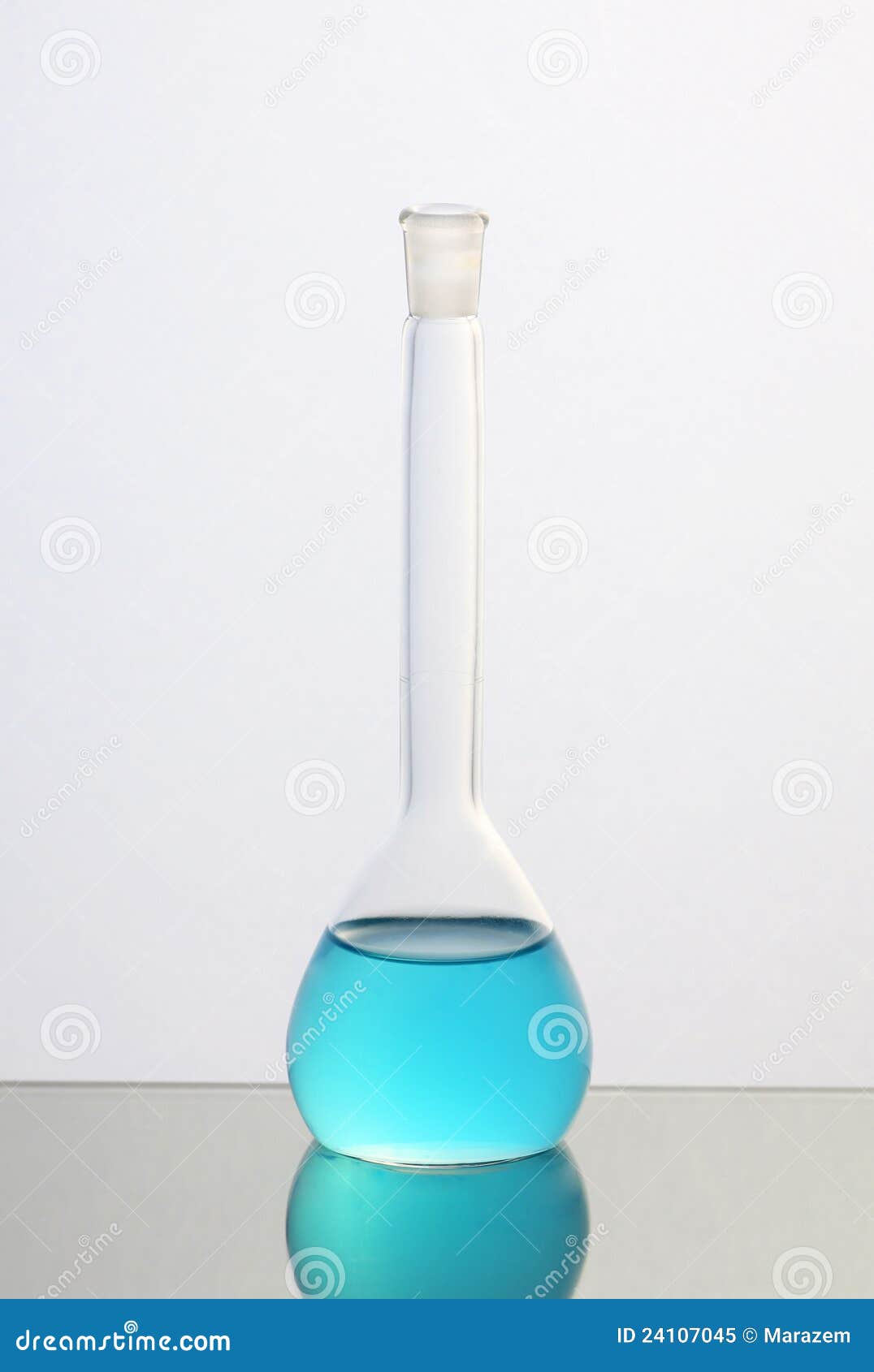 Líquido Azul En Botella Química Imagen de archivo - Imagen de terapia ...