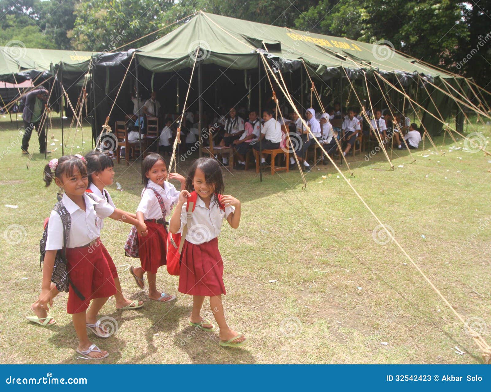 L'école tendent photo stock éditorial. Image du apprenez - 32542423