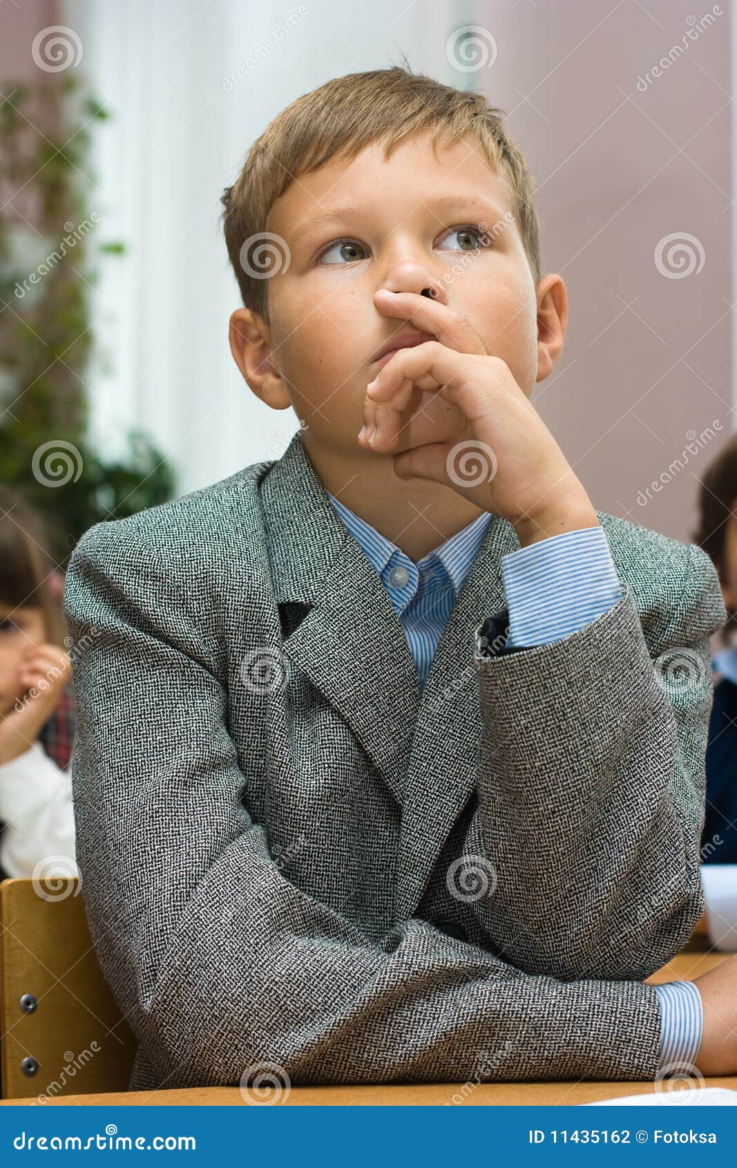 L'élève pensif photo stock. Image du type, classroom - 11435162