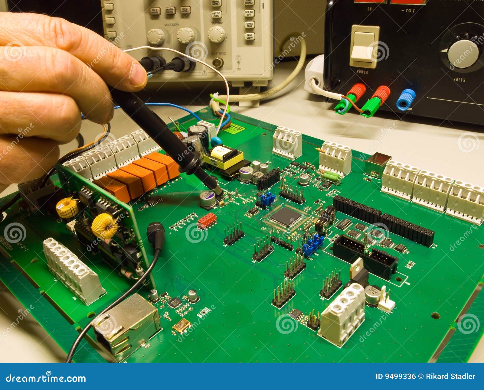 L'électronique de test photo stock. Image du main, composant - 9499336