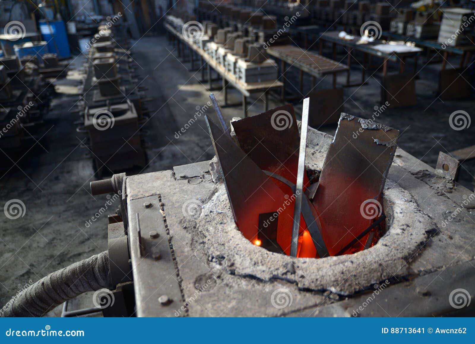 L'acciaio Del Residuo Si Scioglie in Un Forno Ad Induzione Ad Un ... L'acciaio Del Residuo Si Scioglie in Un Forno Ad Induzione Ad Un ...