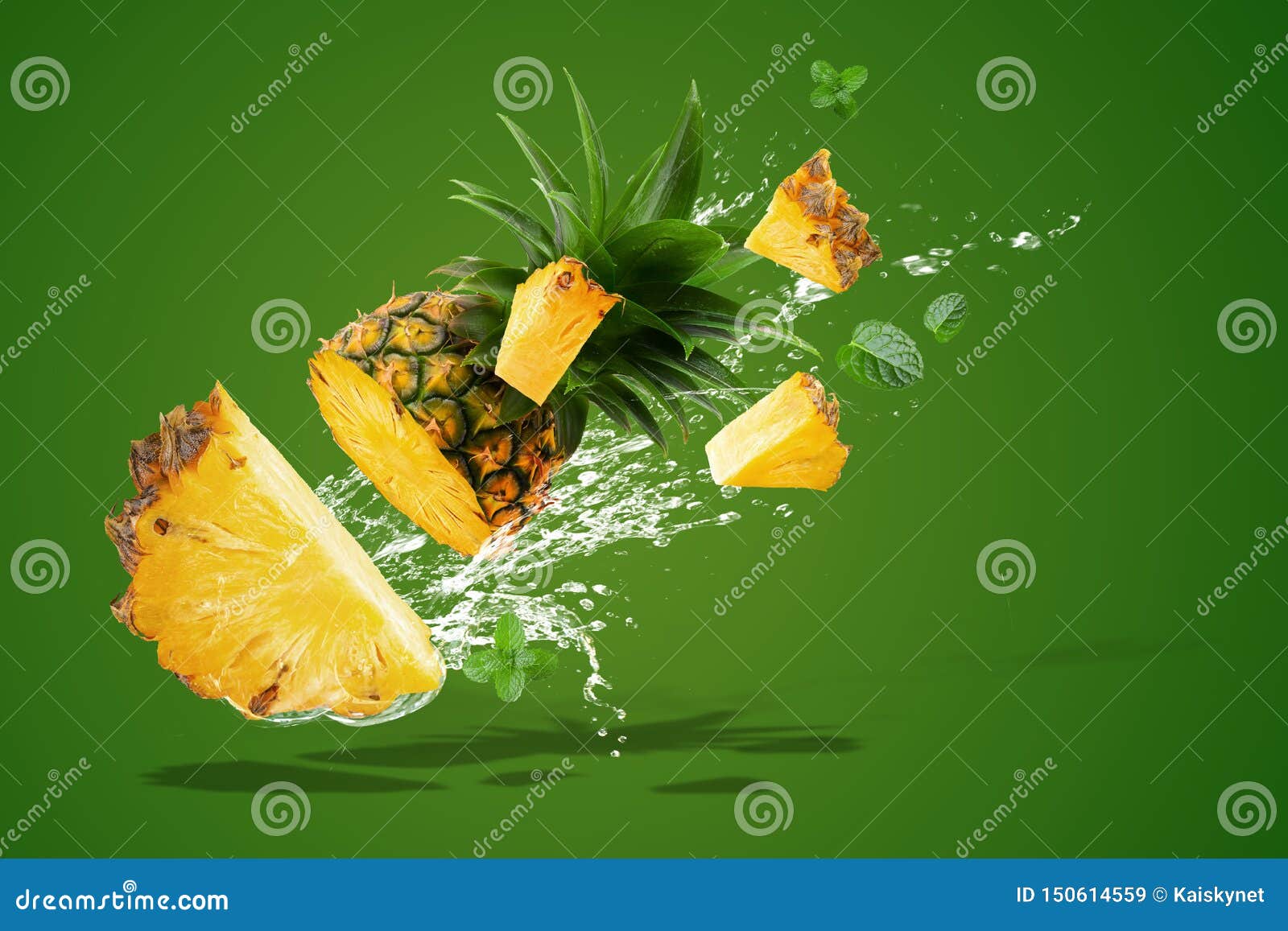 L'acqua Che Spruzza Sull'ananas Fresco è Frutta Tropicale Isolata Su ... L'acqua Che Spruzza Sull'ananas Fresco è Frutta Tropicale Isolata Su ...