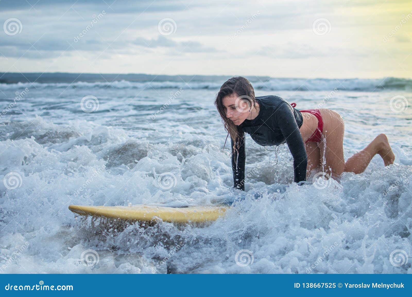 Jeune Fille De Surfer Sur La Planche De Surf Montant La Vague Photos