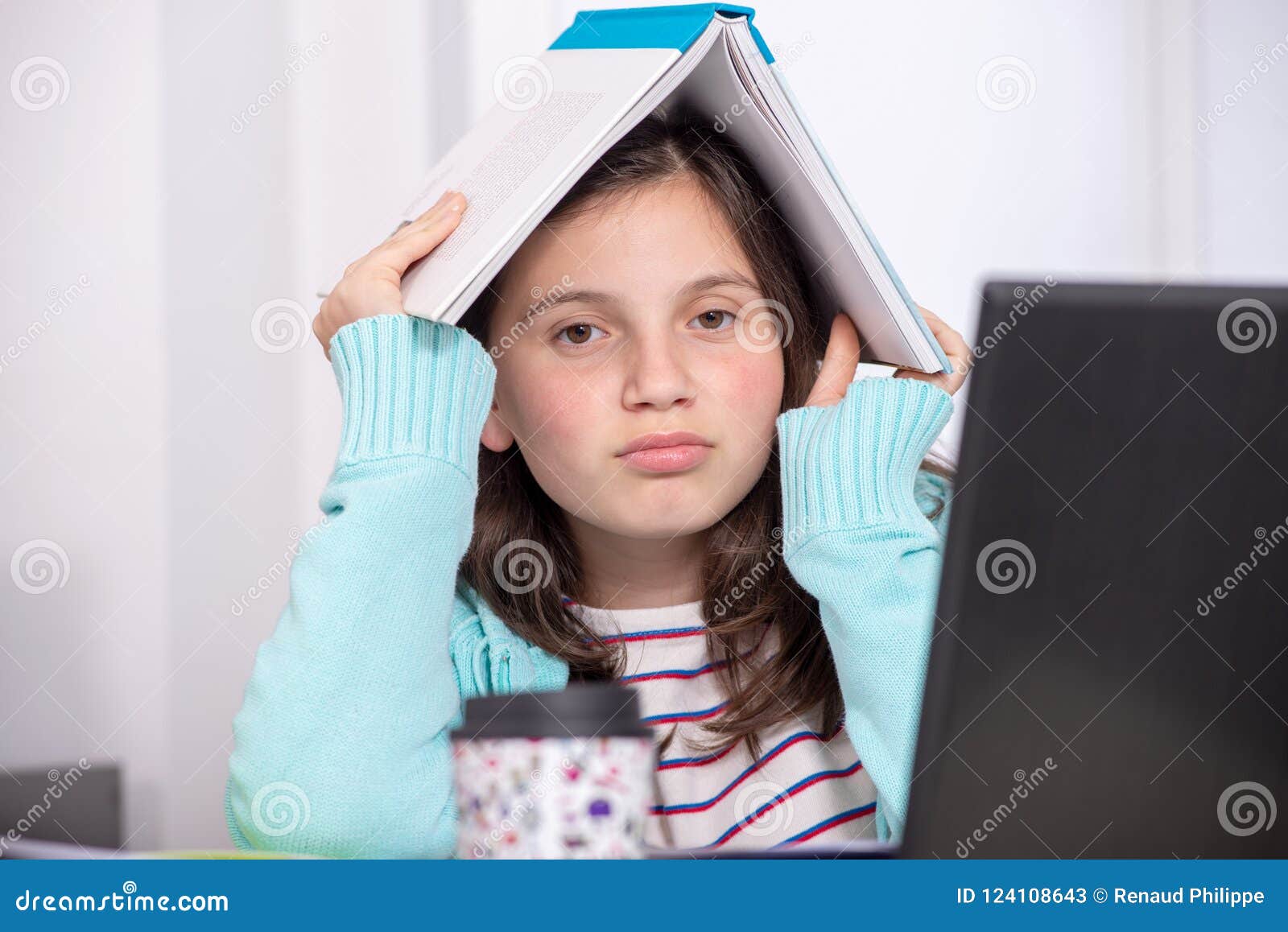 L'adolescente Annoiato Sta Facendo Il Suo Compito Immagine Stock ...