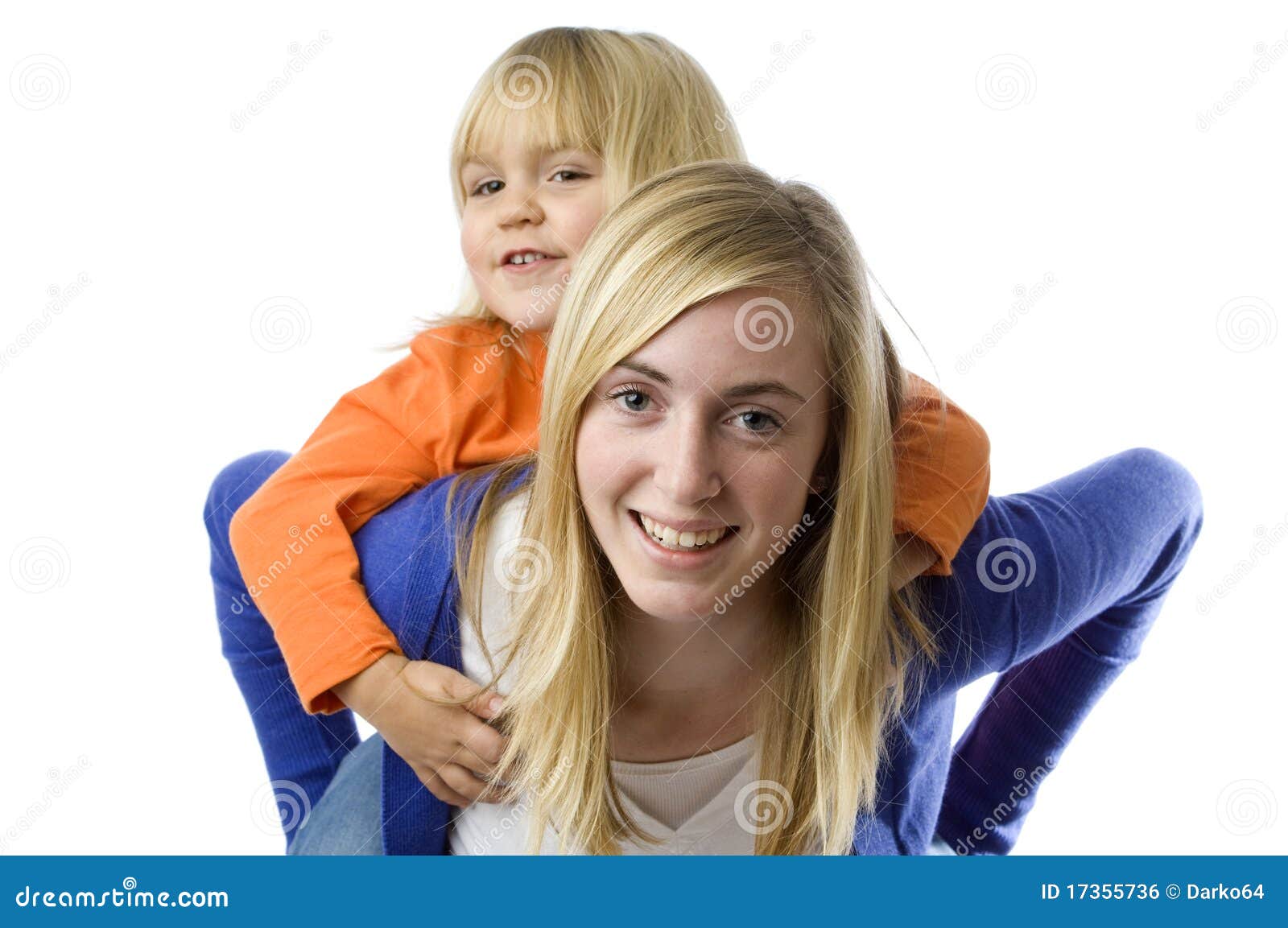 L'adolescente Trasporta Sulle Spalle Un Bambino Fotografia Stock ... L'adolescente Trasporta Sulle Spalle Un Bambino Fotografia Stock ...