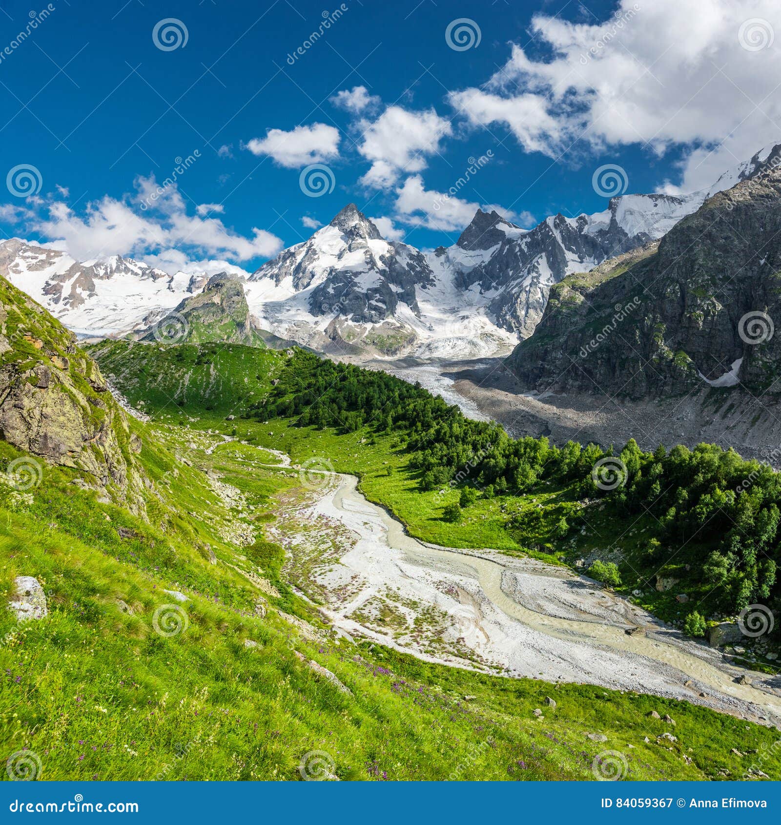 L'Adyl-Su se gorgent image stock. Image du montagnes - 84059367