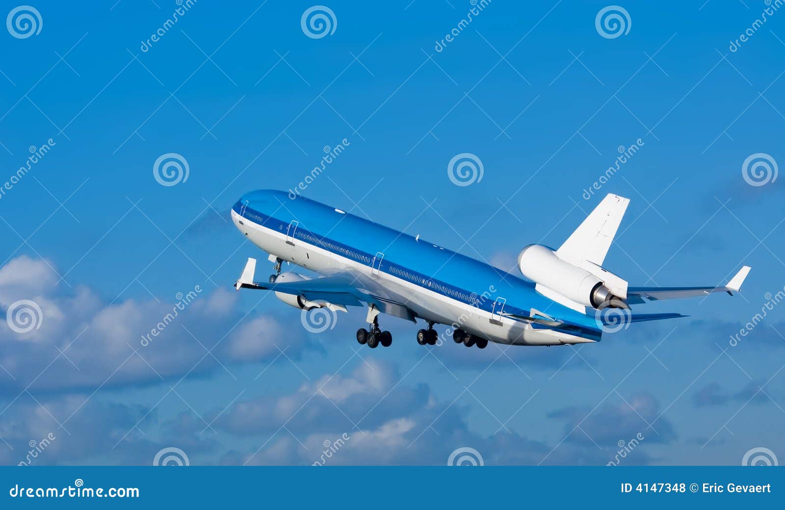 L'aereo decolla fotografia stock. Immagine di commerciale - 4147348