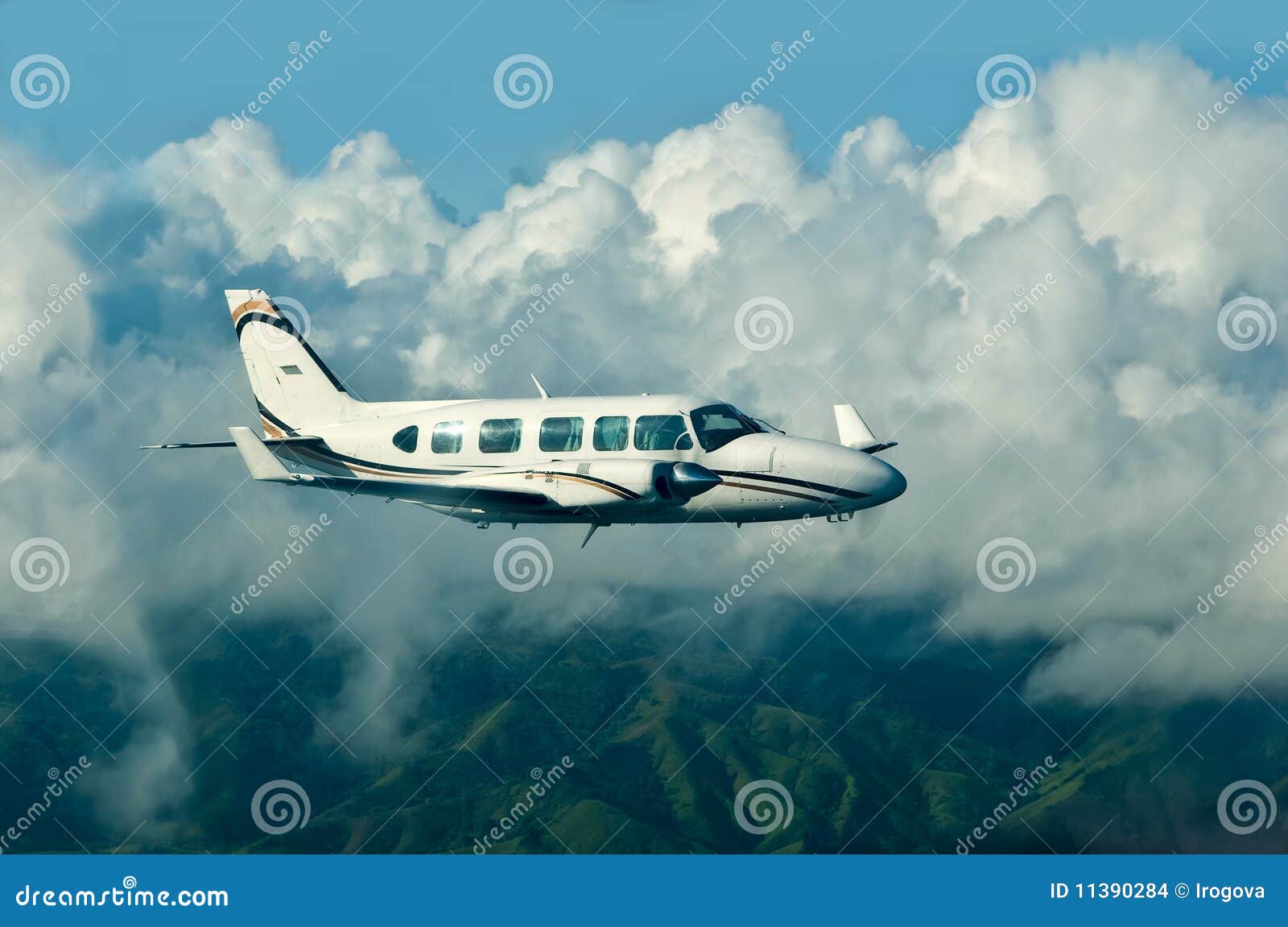 L'aereo di volo fotografia stock. Immagine di cielo, lusso - 11390284