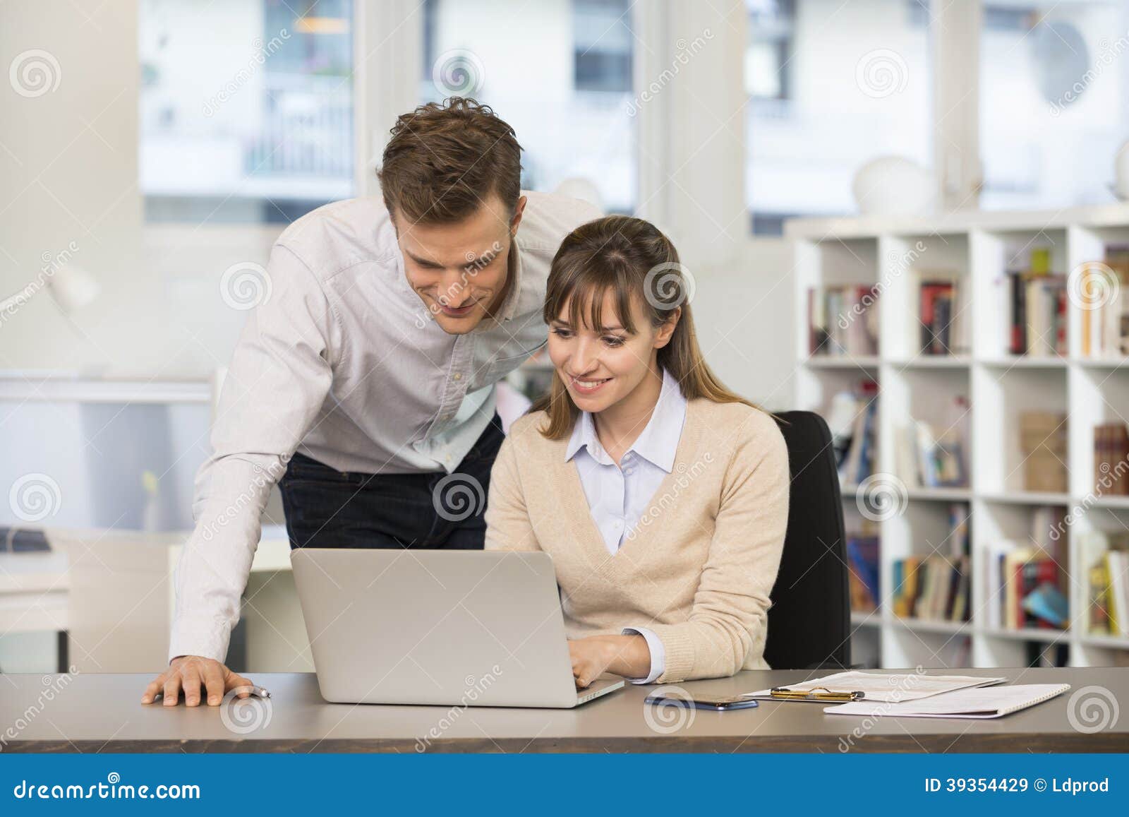 L'affare Sorridente Team Lavorare Al Computer in Ufficio Immagine Stock ...