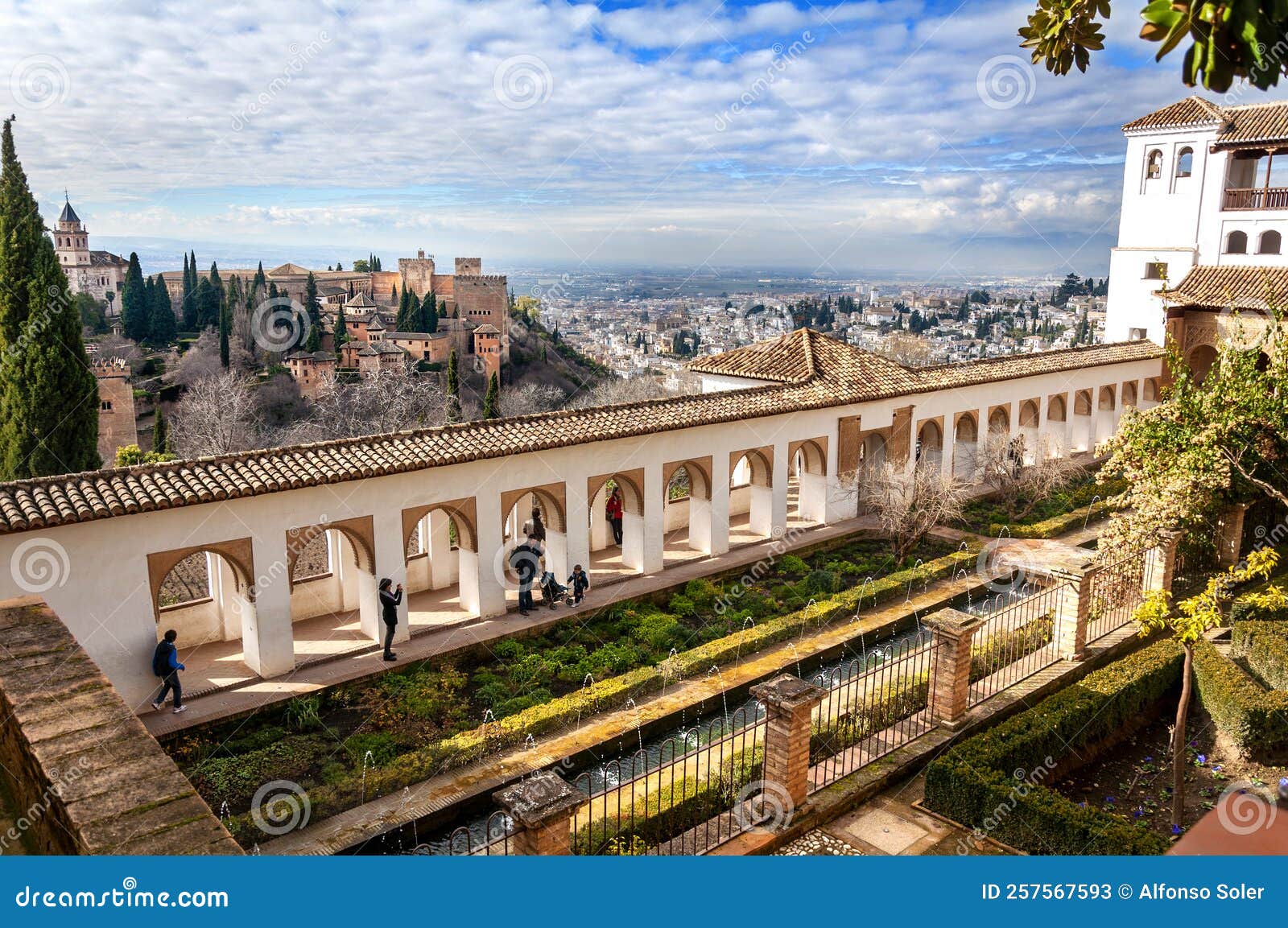 L'alhambra En Espagne De Grenade. Generalife Photo stock éditorial ...