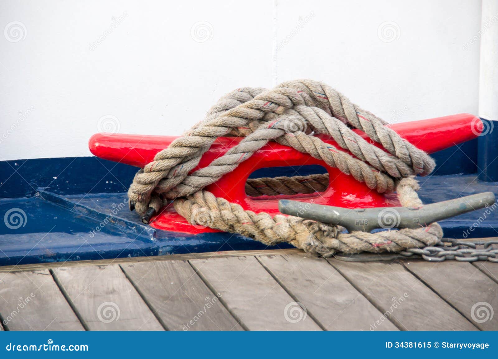 L'amarrage du bateau image stock. Image du bloqué, corde - 34381615