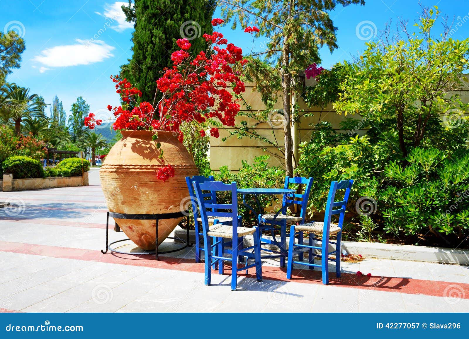 L'amphore Avec Les Fleurs Et La Table Grecque Traditionnelle Image ...