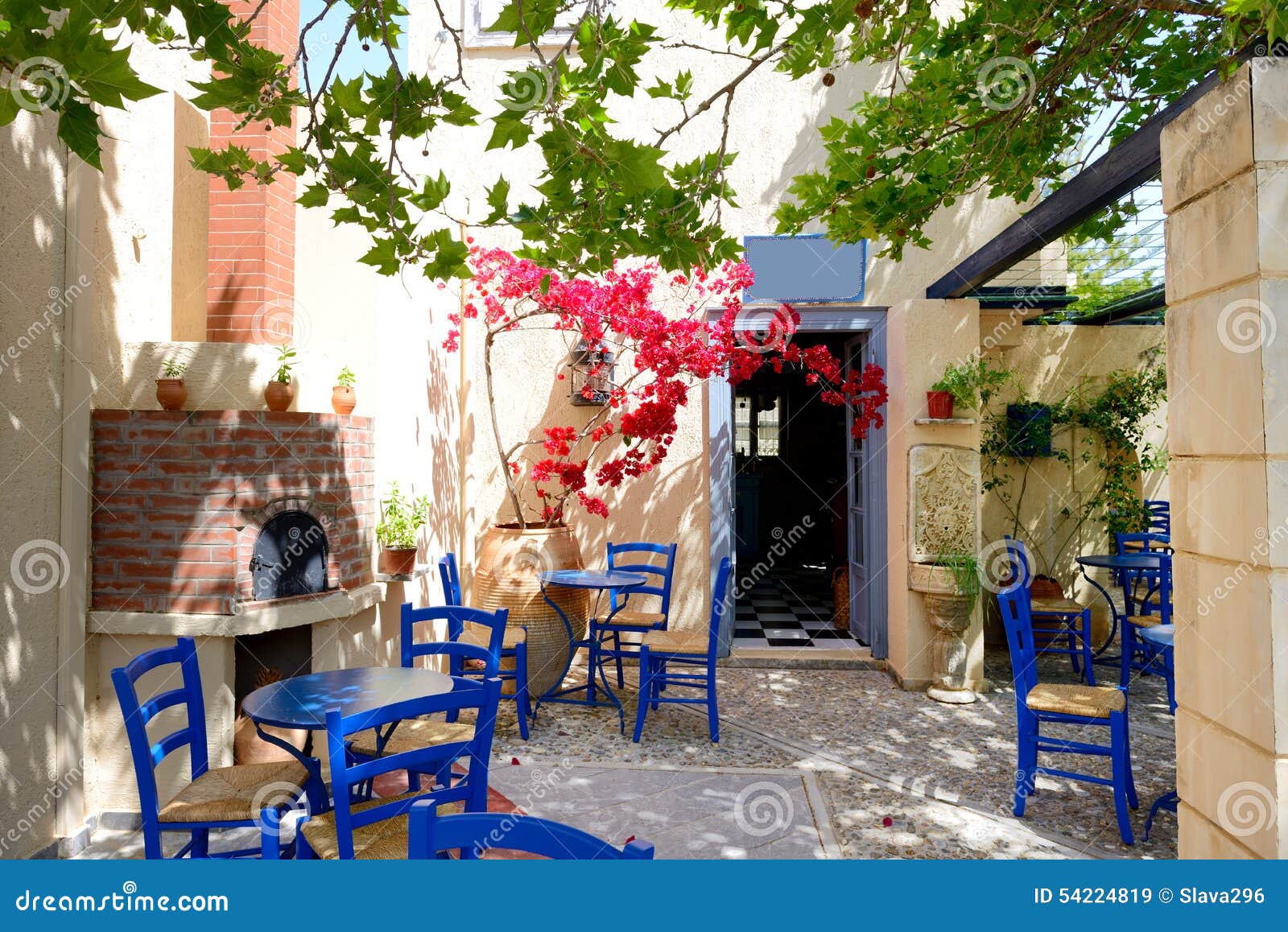 L'amphore Avec Les Fleurs Et La Table Grecque Traditionnelle Image ...