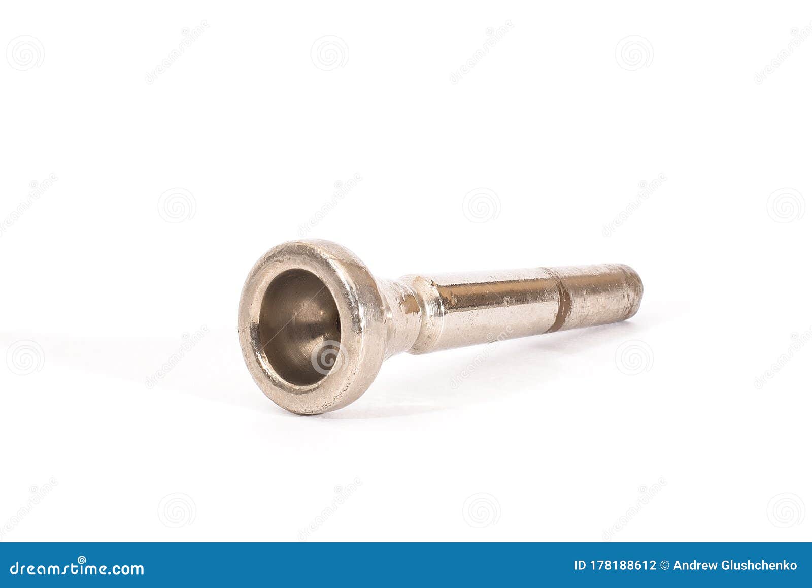 L'ancienne Embouchure Des Instruments De Vent Sur Fond Blanc Photo ...