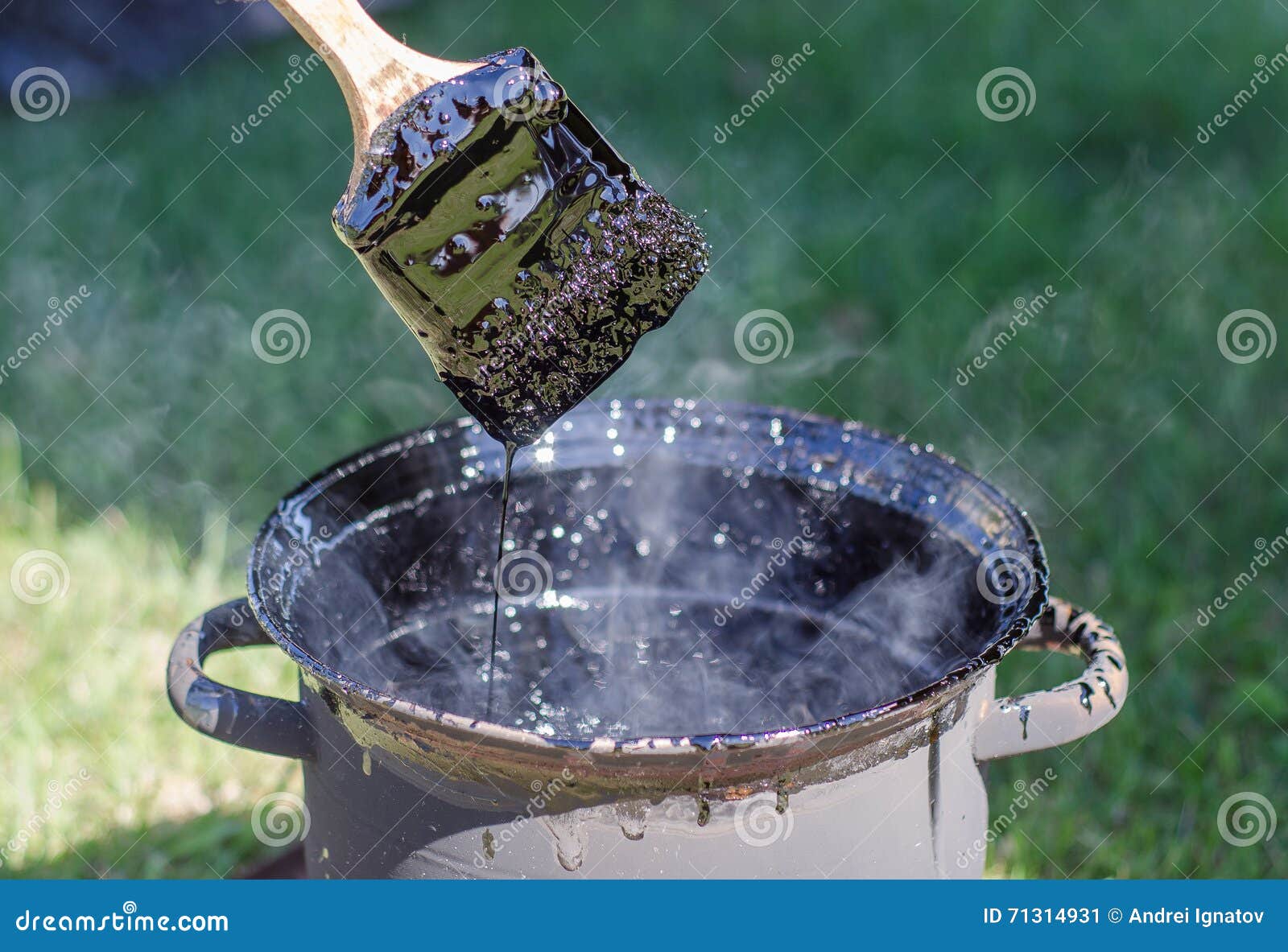 L'applicazione Di Bitume Caldo Immagine Stock - Immagine di olio ...