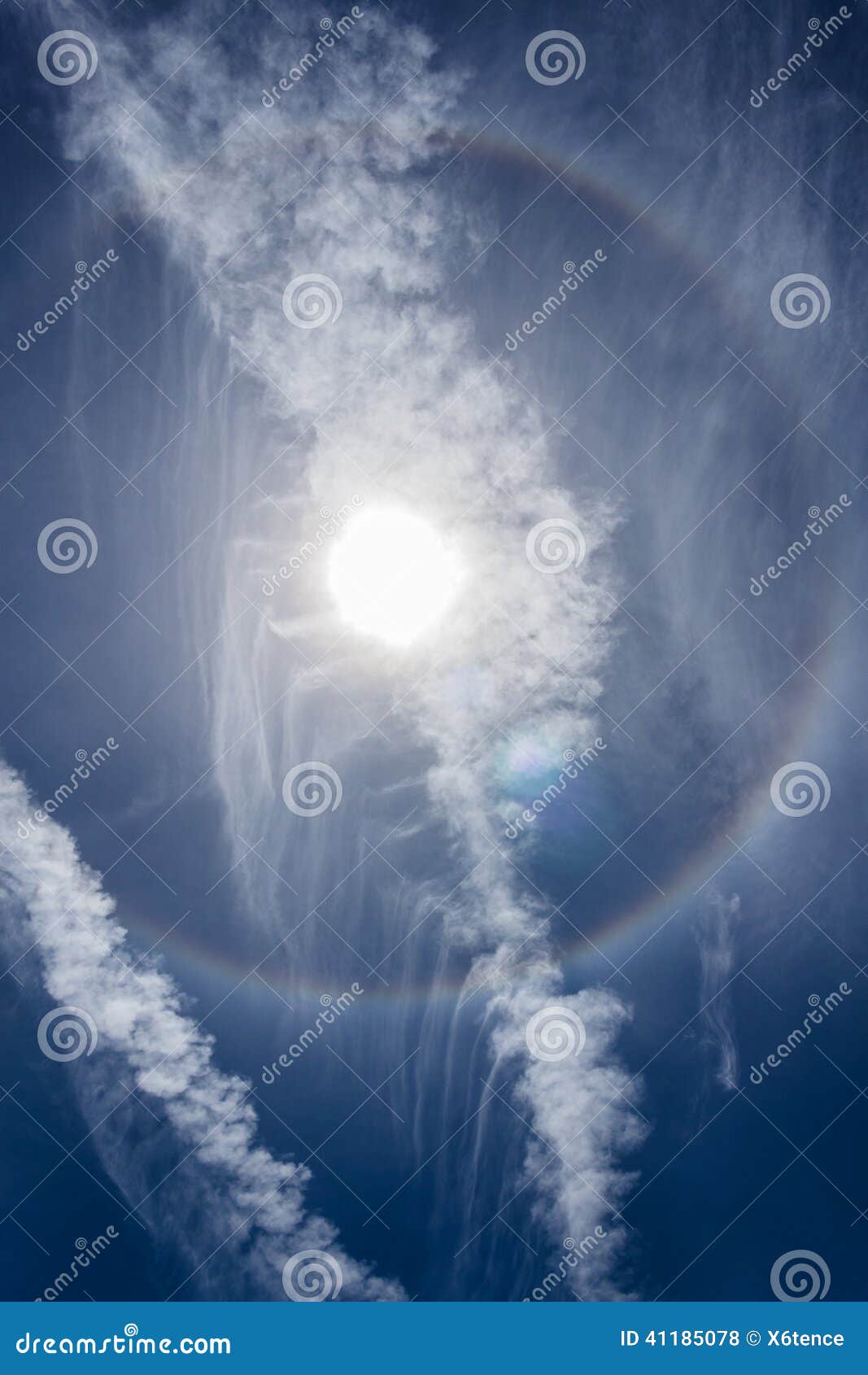 L'arc-en-ciel Circulaire Avec Le Double Contrail Photo stock - Image du ...