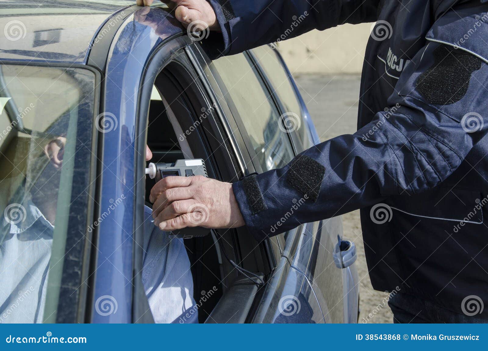 L'arrestation d'un homme photo stock. Image of pologne - 38543868