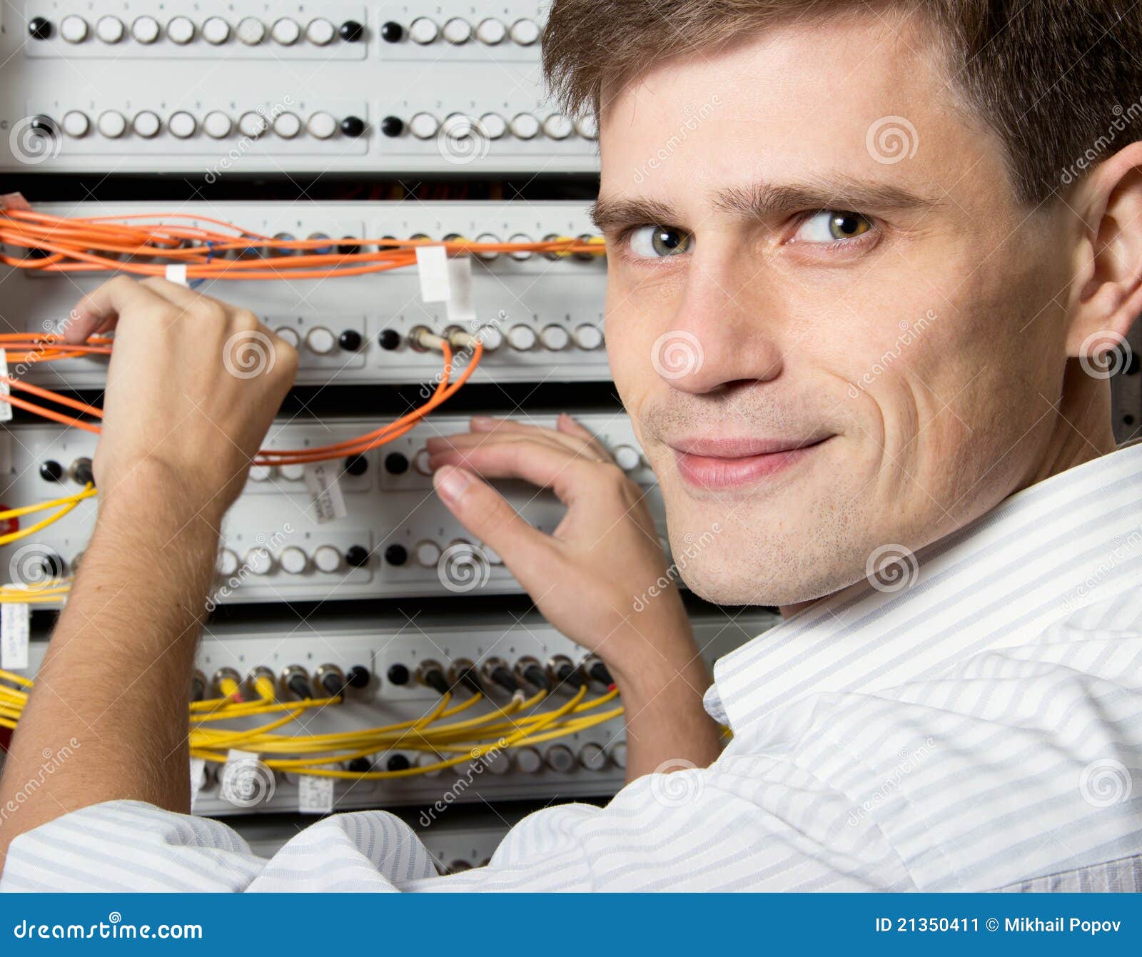 L'assistente Tecnico in Un Centro Dell'elaborazione Dei Dati Dell'ISP ...