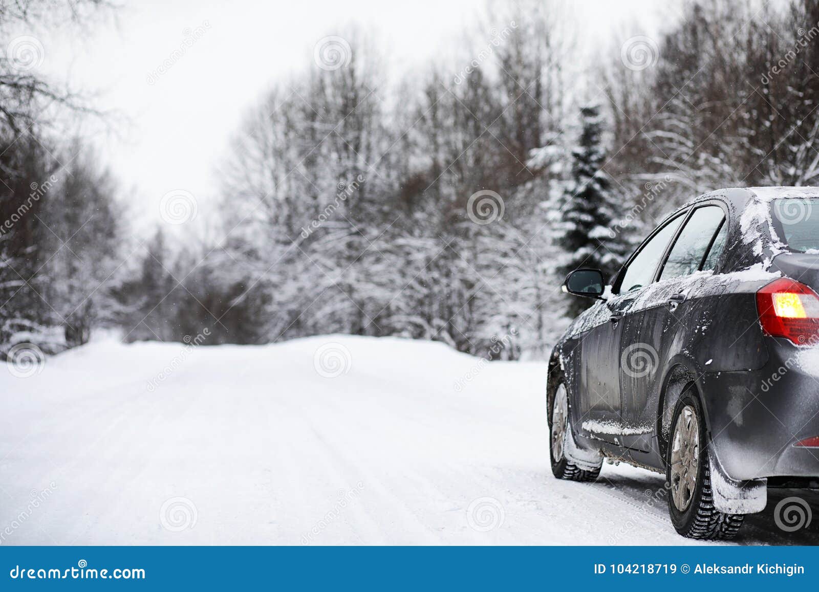 L'automobile Sta Su Una Strada Innevata Immagine Stock - Immagine di ...