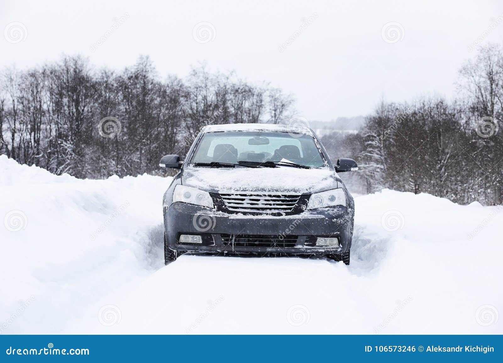 L'automobile Sta Su Una Strada Innevata Fotografia Stock - Immagine di ...