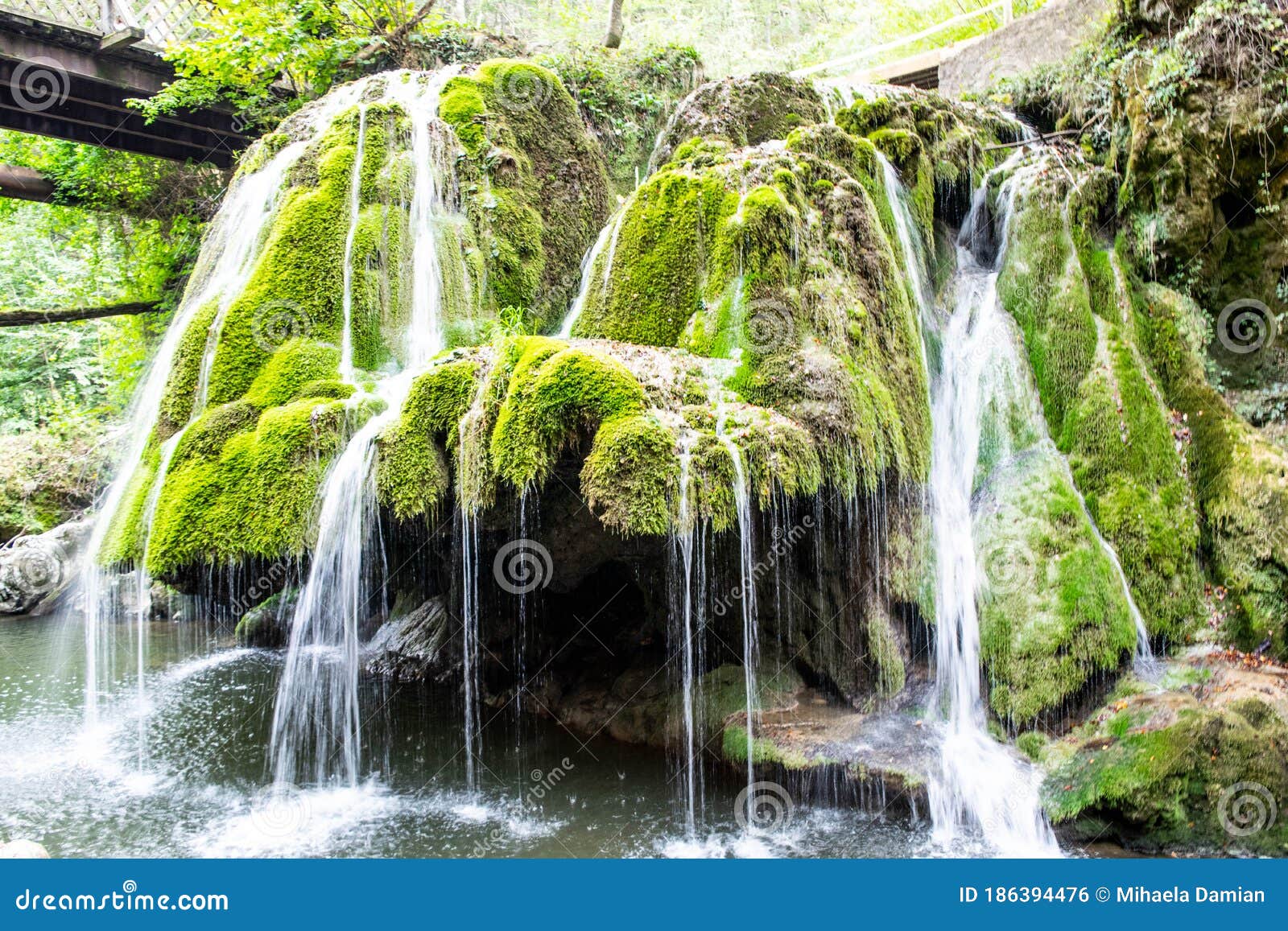 L'eau Coulant La Cascade Bigar Photo stock - Image du normal, vert ...