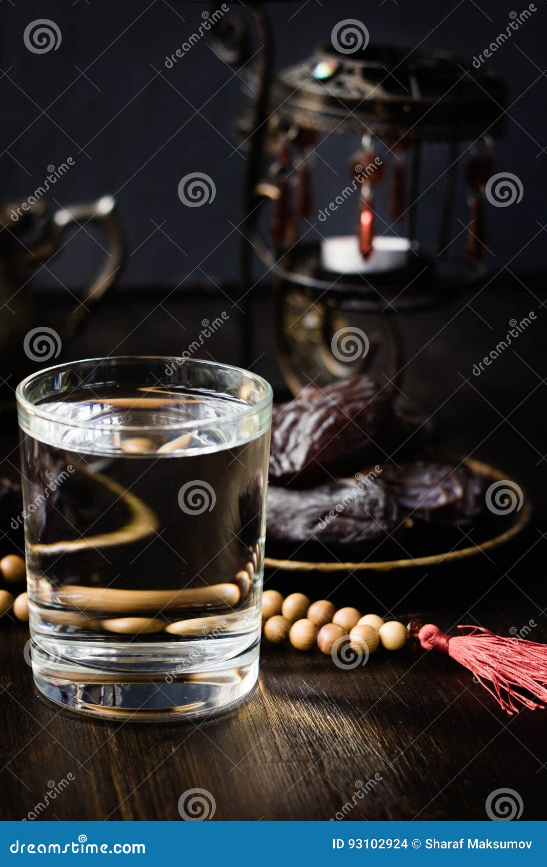 L'eau D'Iftar Pour Ramadan Jeûnent Ouverture Photo stock - Image du ...