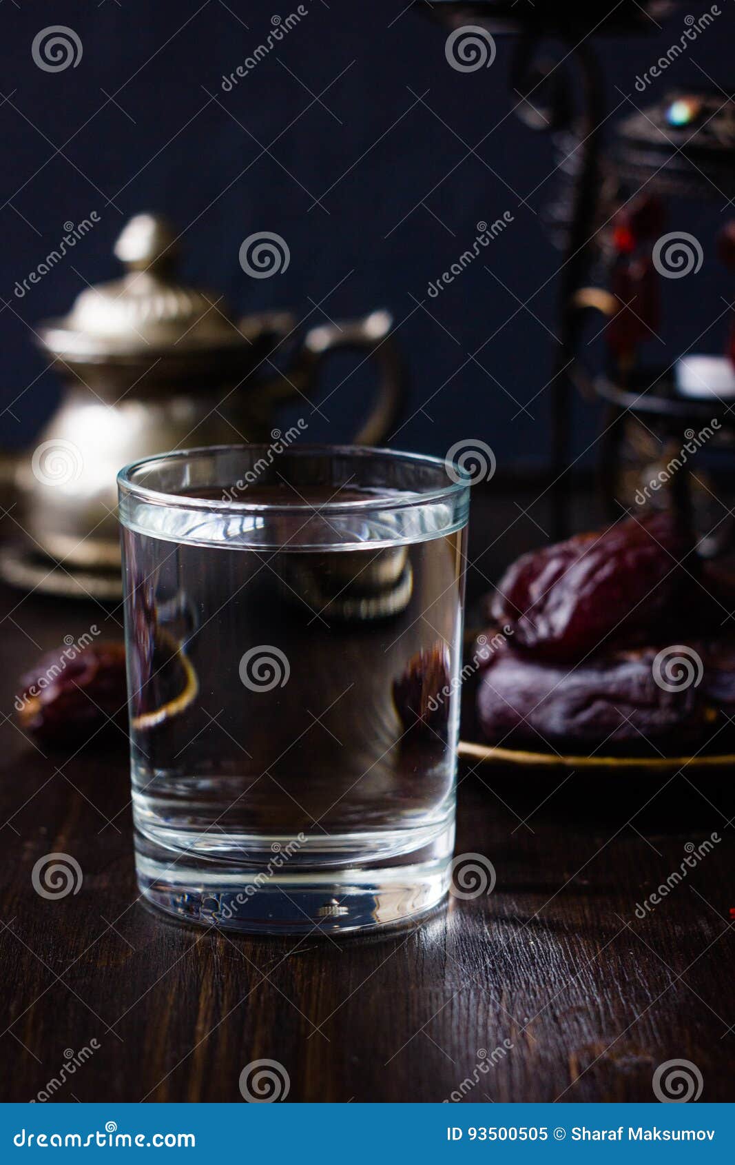 L'eau D'Iftar Pour Ramadan Jeûnent Ouverture Image stock - Image du ...