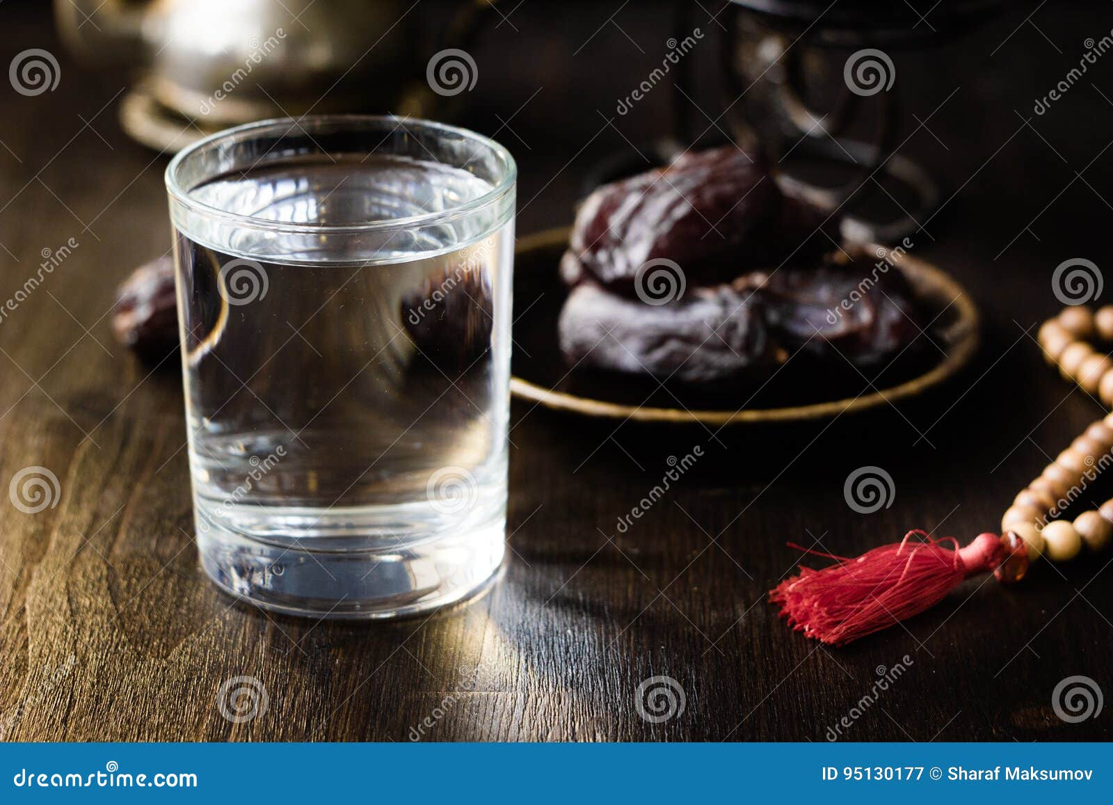 L'eau D'Iftar Pour Ramadan Jeûnent Ouverture Image stock - Image du ...