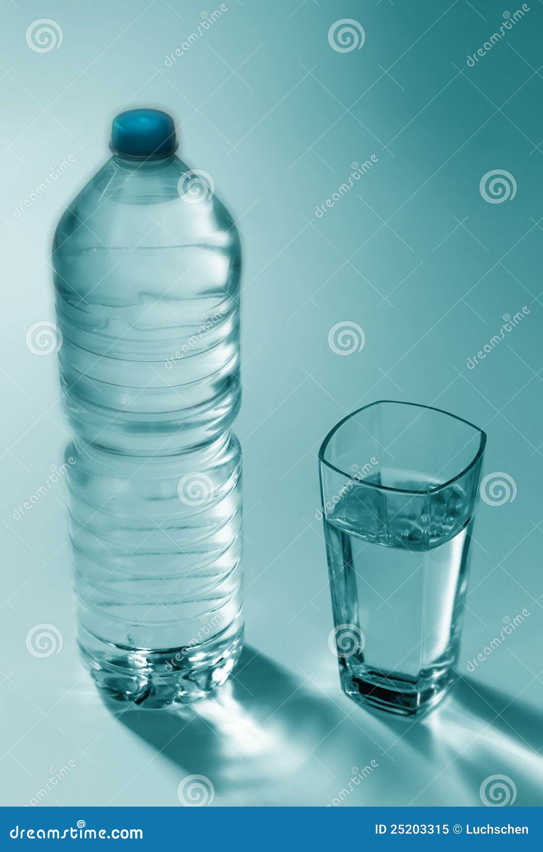 L'eau de boissons image stock. Image du ustensile, sain - 25203315