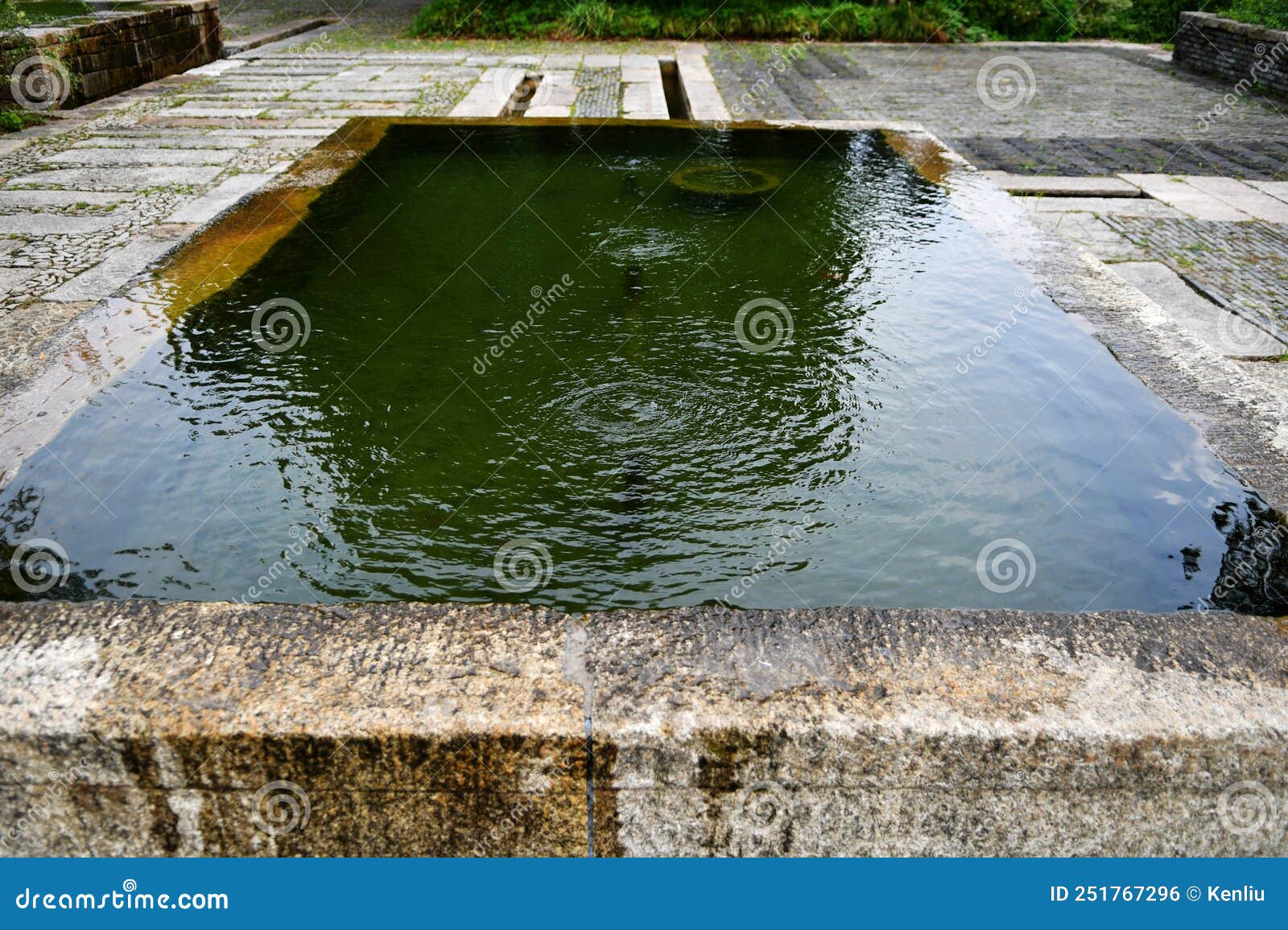 L'eau De Source Jaillissant De L'eau Photo stock - Image du fond ...