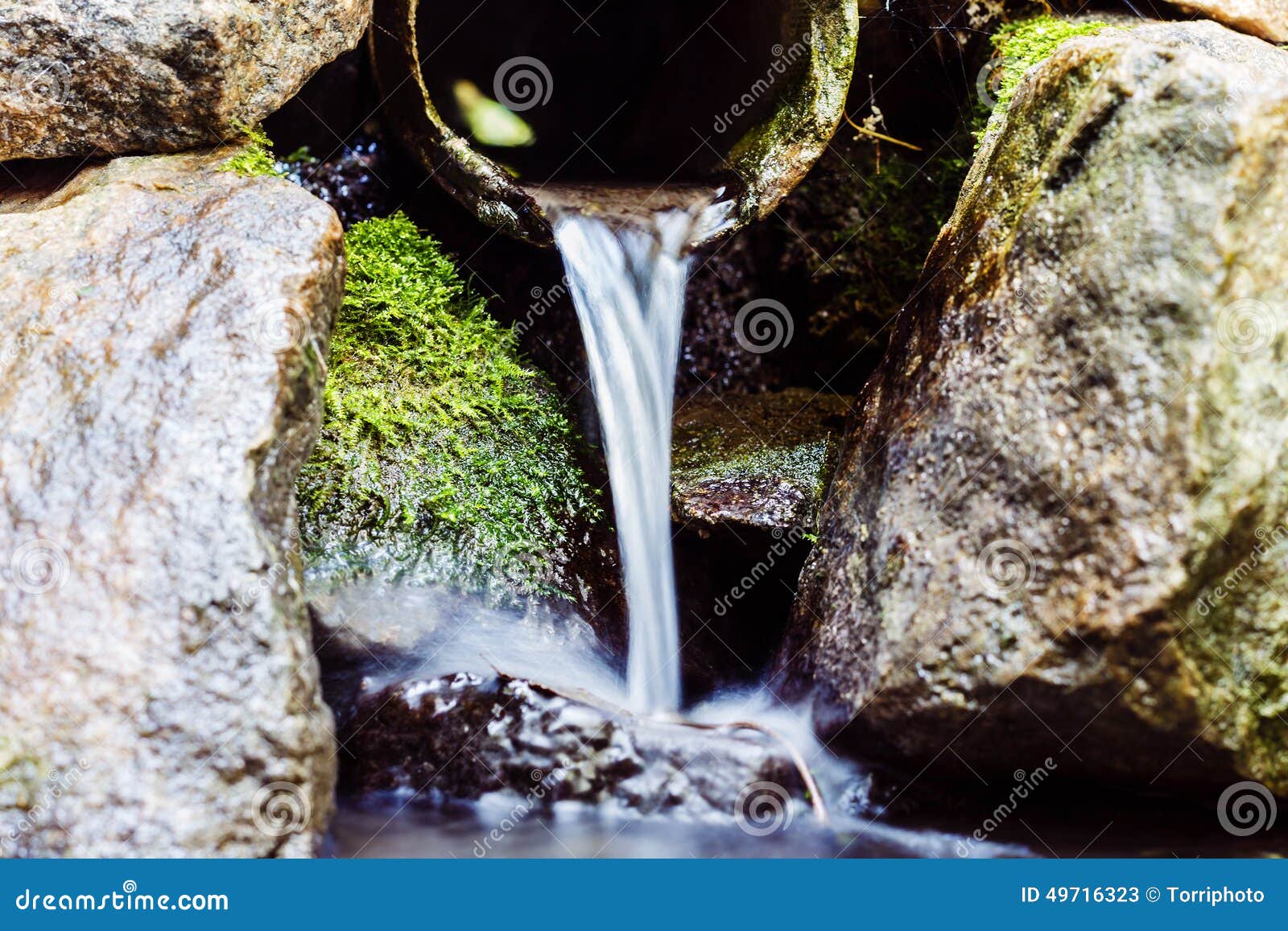 L'eau naturelle de source image stock. Image du personne - 49716323