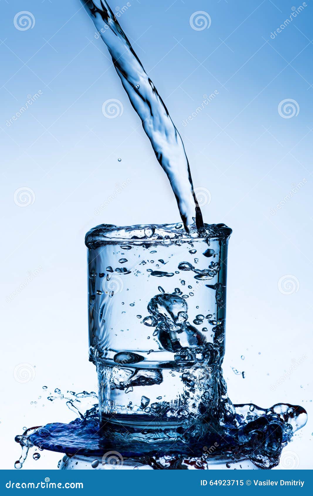 L'eau Propre Déborde Le Becher En Verre Image stock - Image du fond ...