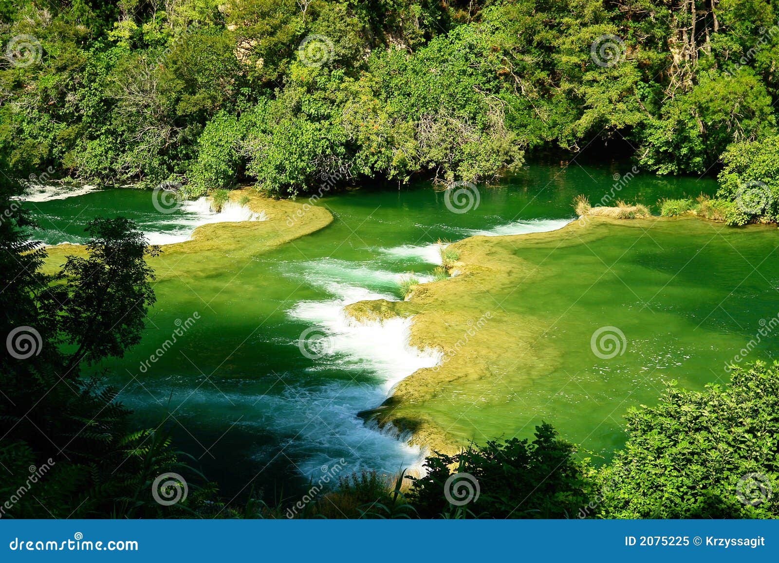 L'eau Rugueuse De Fleuve Large Image stock - Image du clair ...