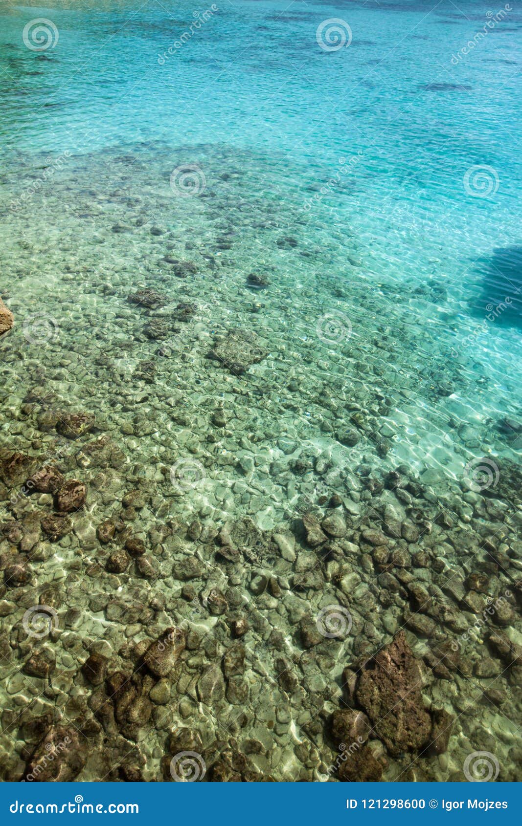 L'eau transparente de mer photo stock. Image of espace - 121298600