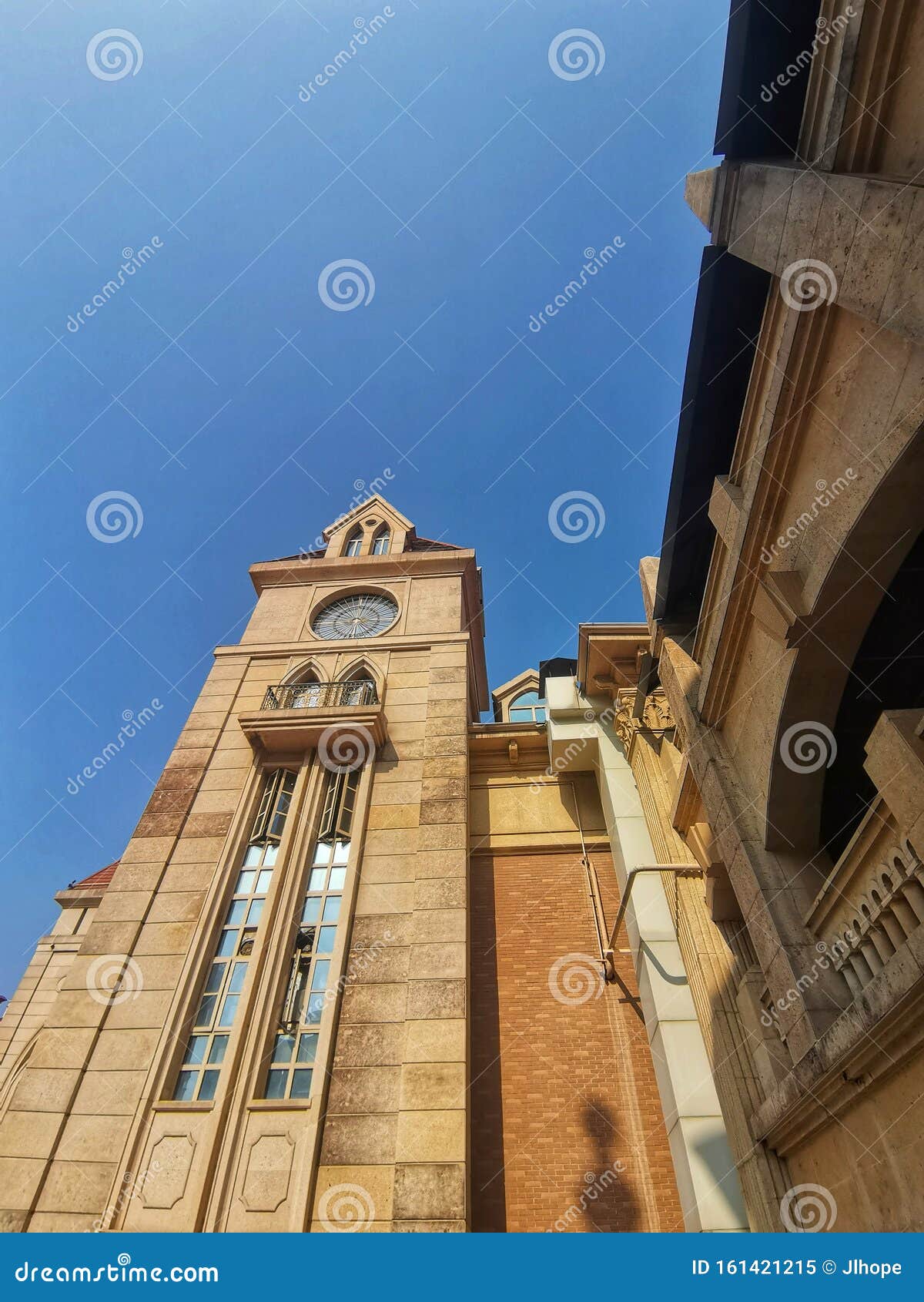 L'edificio in Stile Occidentale Al Cielo Azzurro Immagine Stock ...