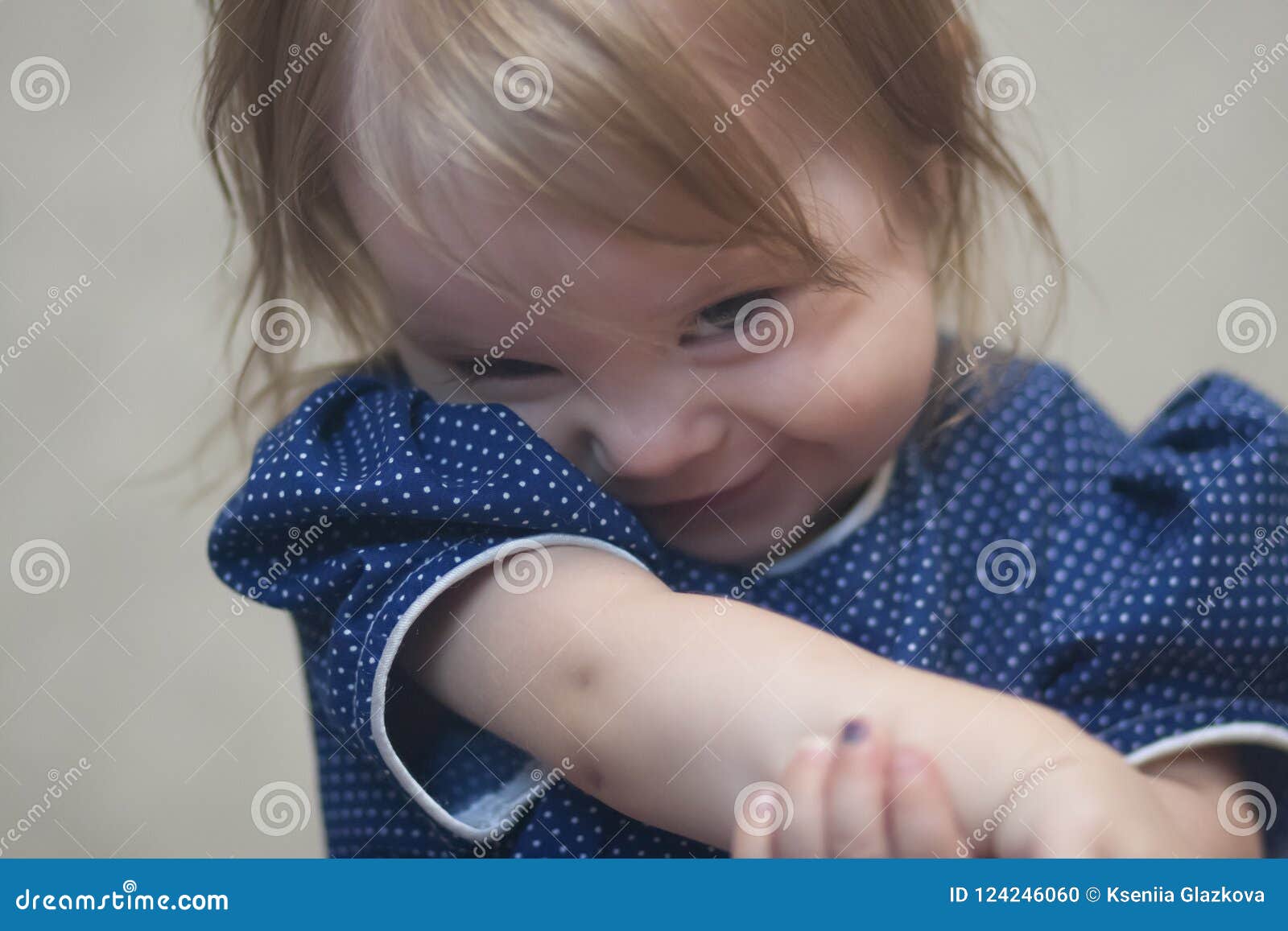 L'enfant Est Timide Et Timide Photo stock - Image du personne, joie ...