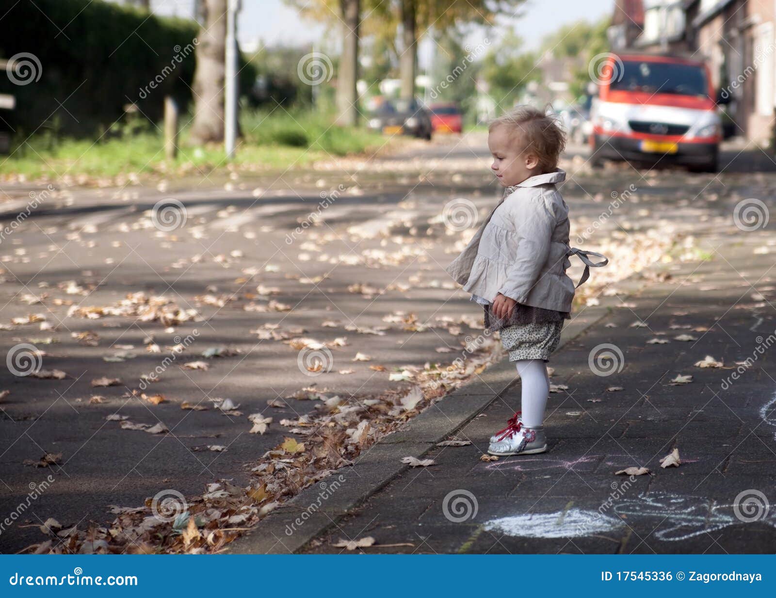 L'enfant joue dans la rue photo stock. Image du personne - 17545336