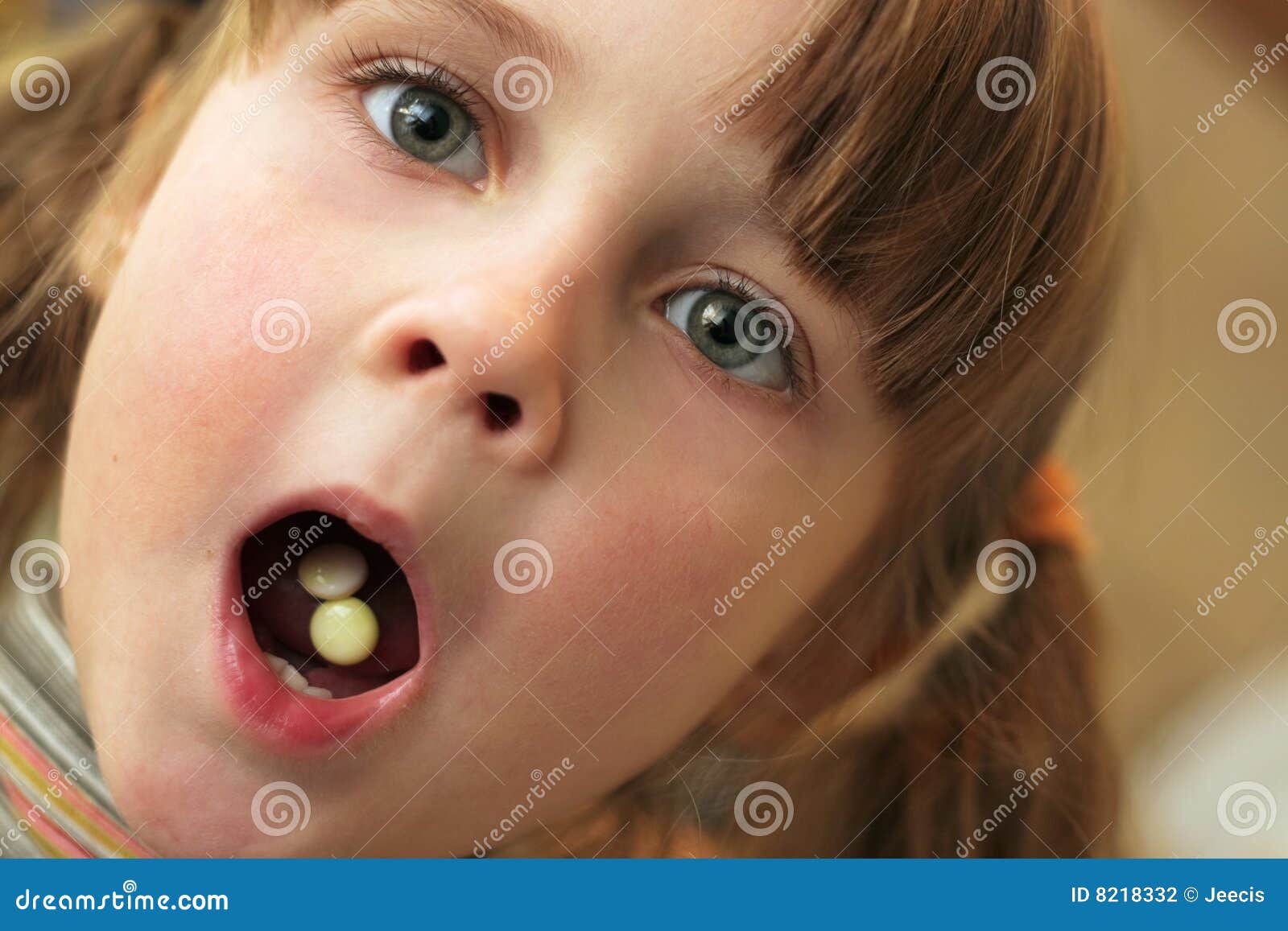L'enfant Prennent Des Drogues Photo stock - Image du blanc, immunité ...