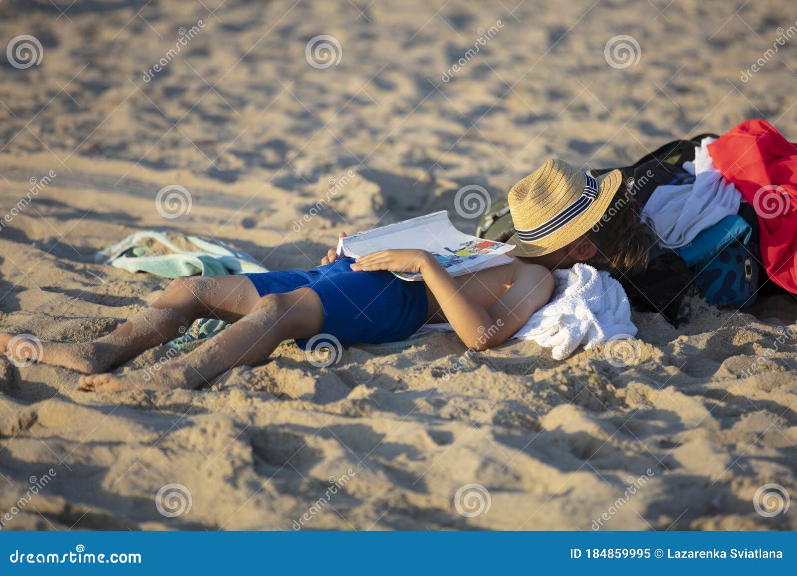 Lenfant Se Trouve Sur La Plage De Sable Image Stock Image Du