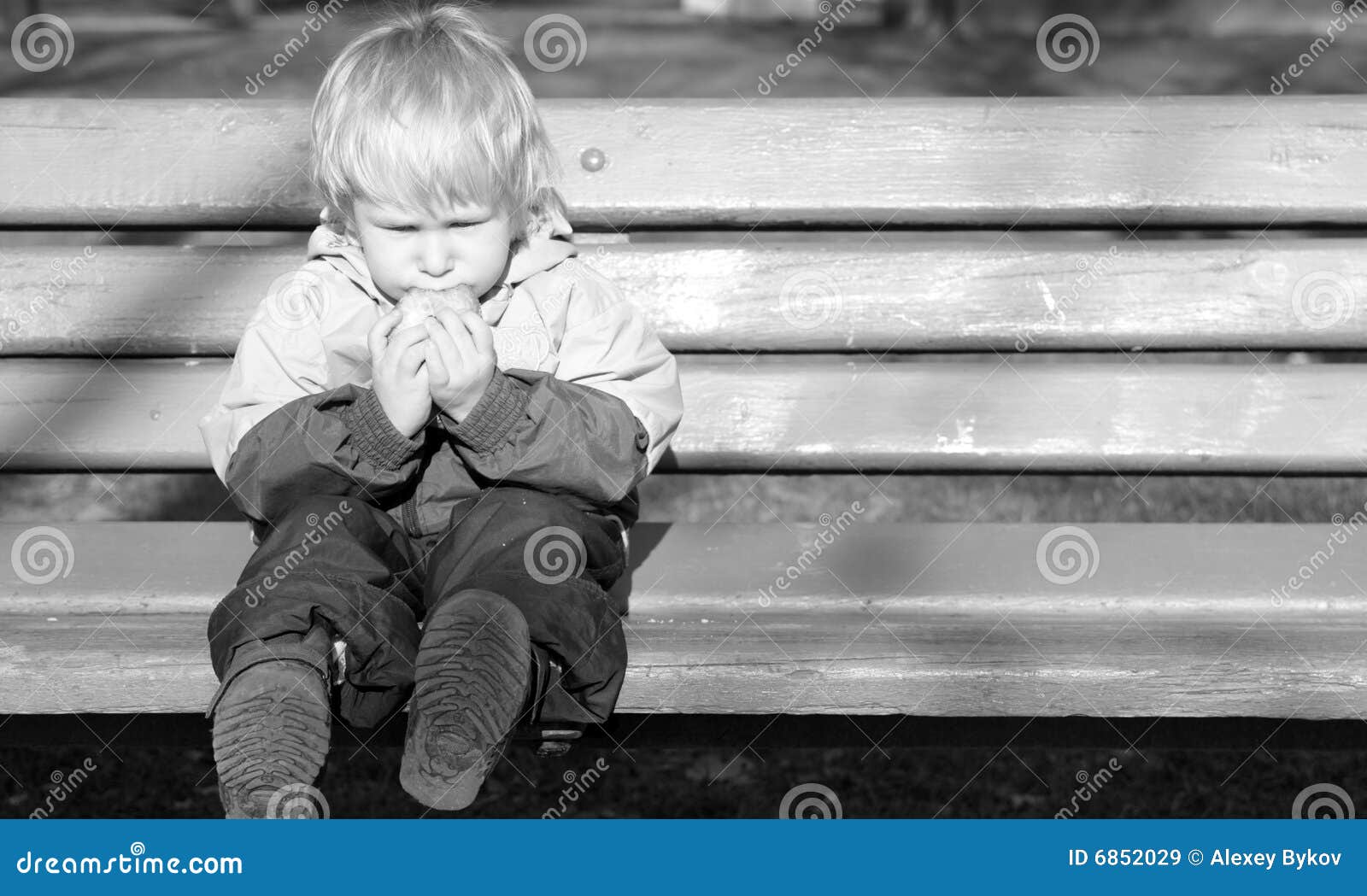 L'enfant Seul S'assied Sur Un Banc Image stock - Image du personne ...