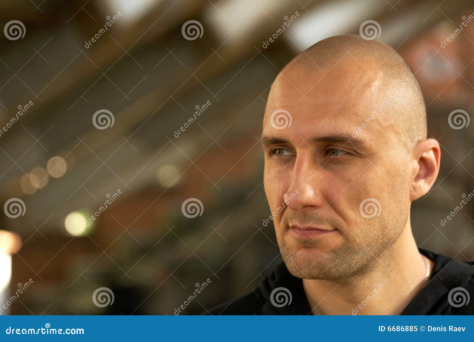 L'homme chauve image stock. Image du tranquille, mûr, masculin - 6686885