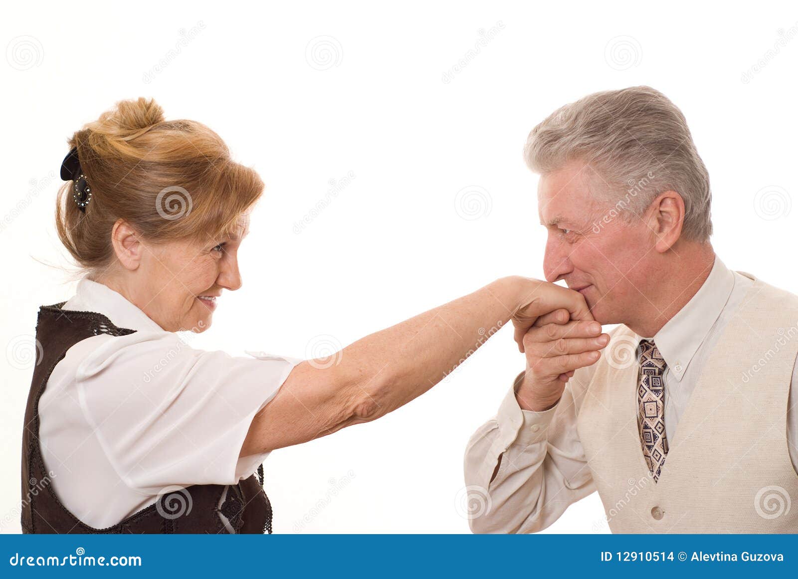 L'homme embrasse la main photo stock. Image du amour - 12910514