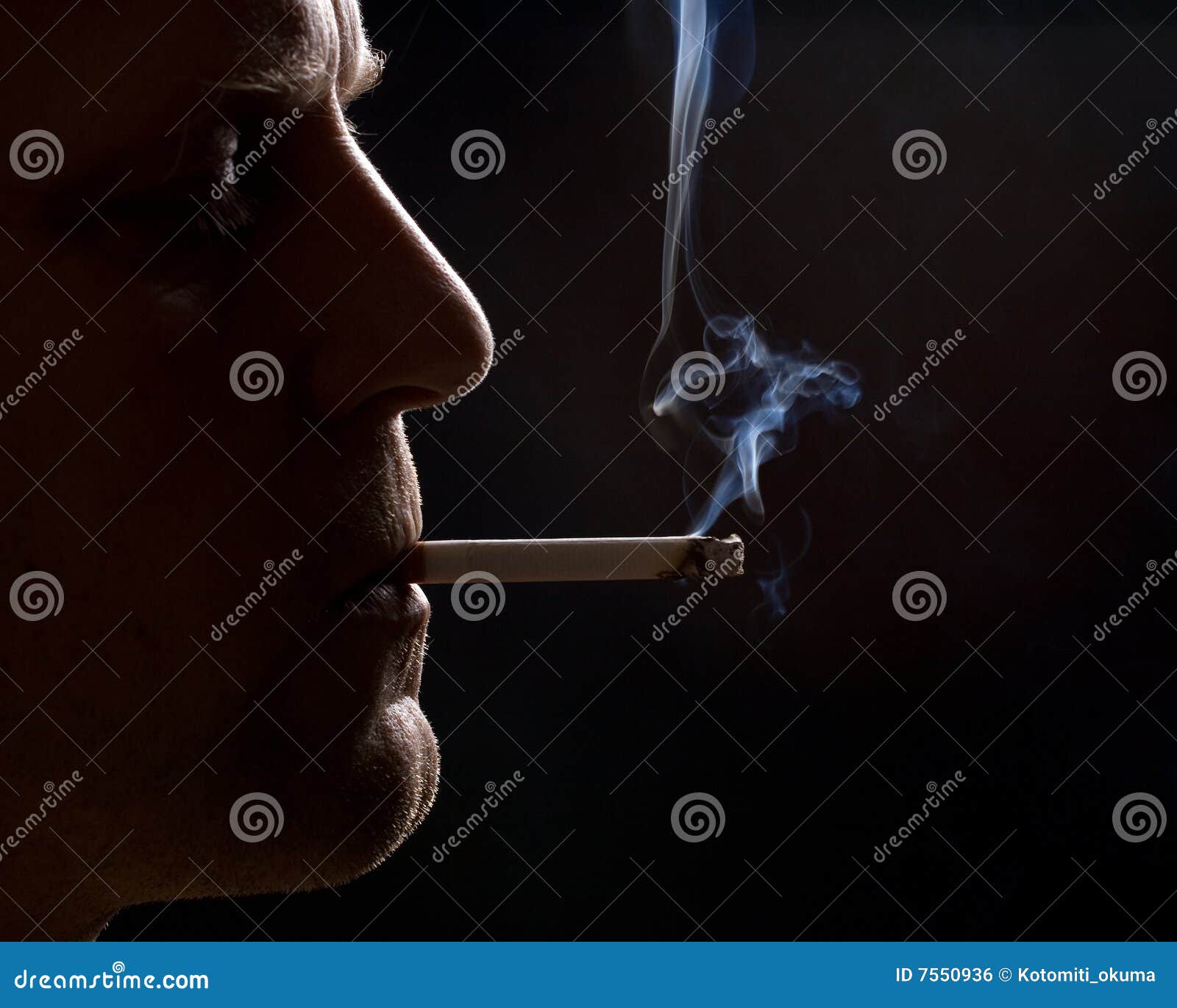 L'homme fume une cigarette photo stock. Image du personne - 7550936