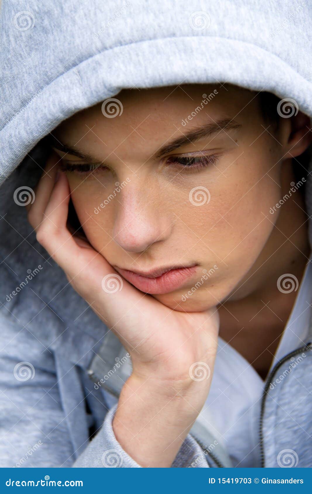 L'homme jeune s'ennuie image stock. Image du intérêts - 15419703